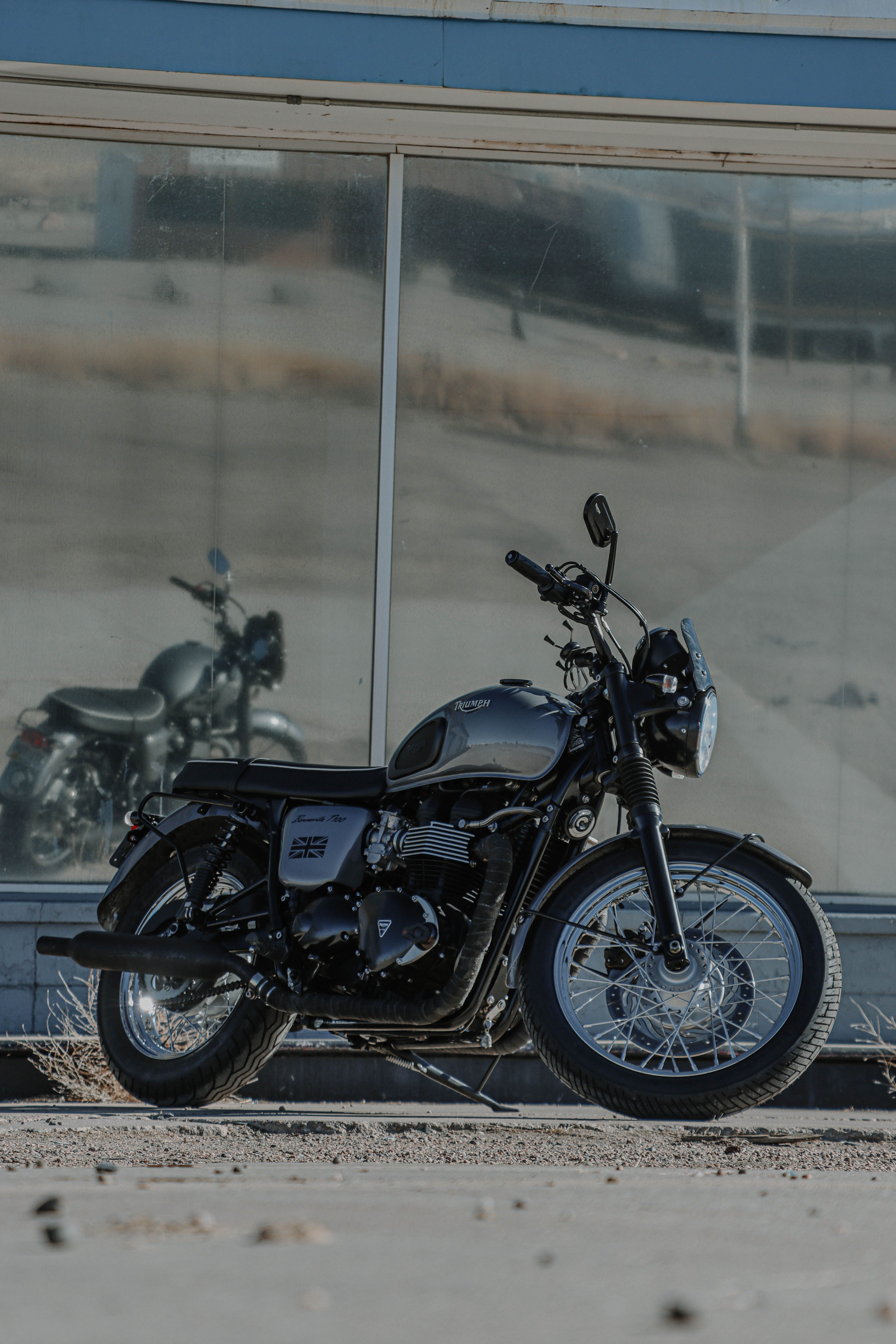 Side View of a Triumph Bonneville T100 · Free Stock Photo