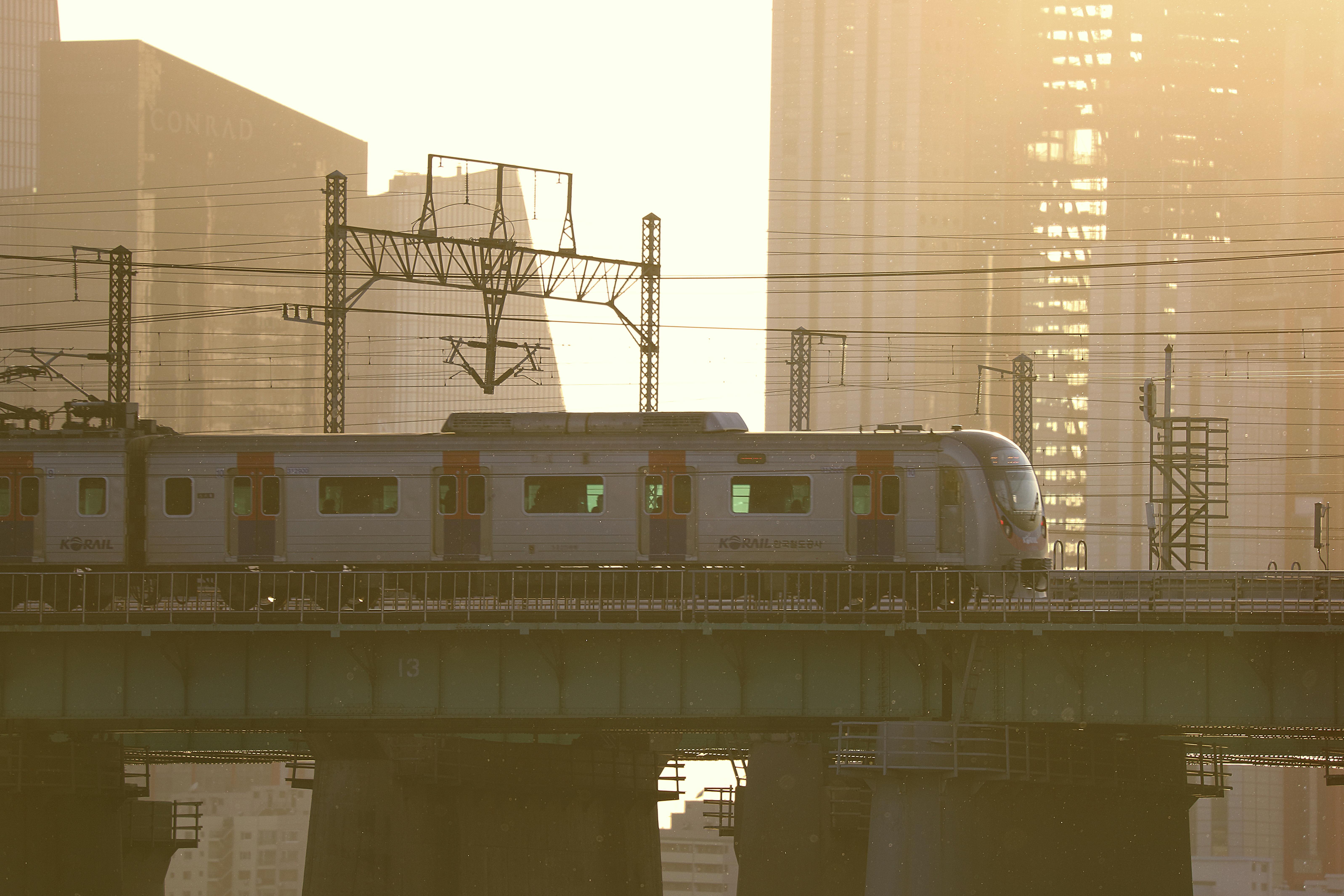 Train on a Bridge in City · Free Stock Photo