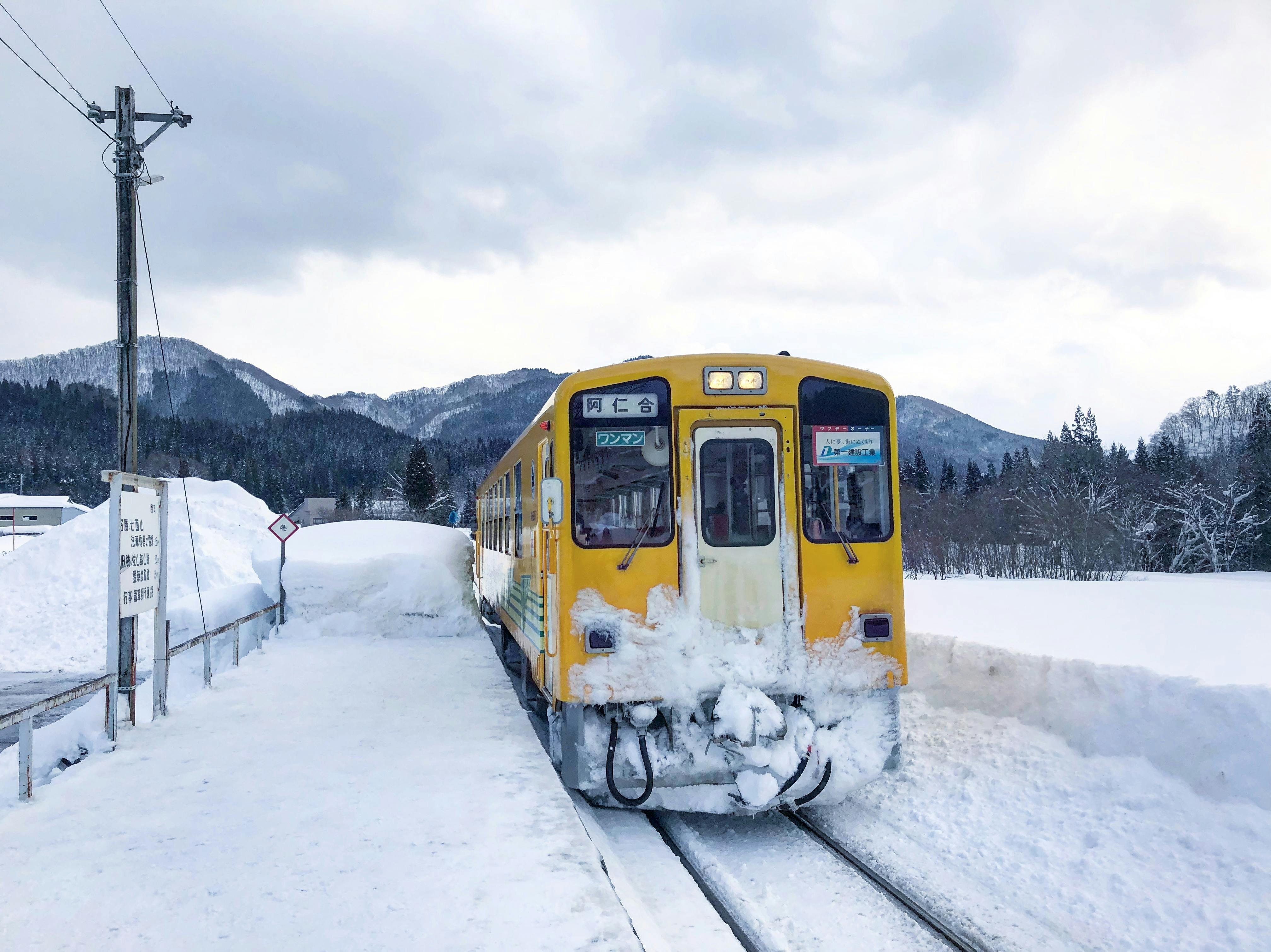 Train Through Mountains Photos, Download The BEST Free Train Through ...