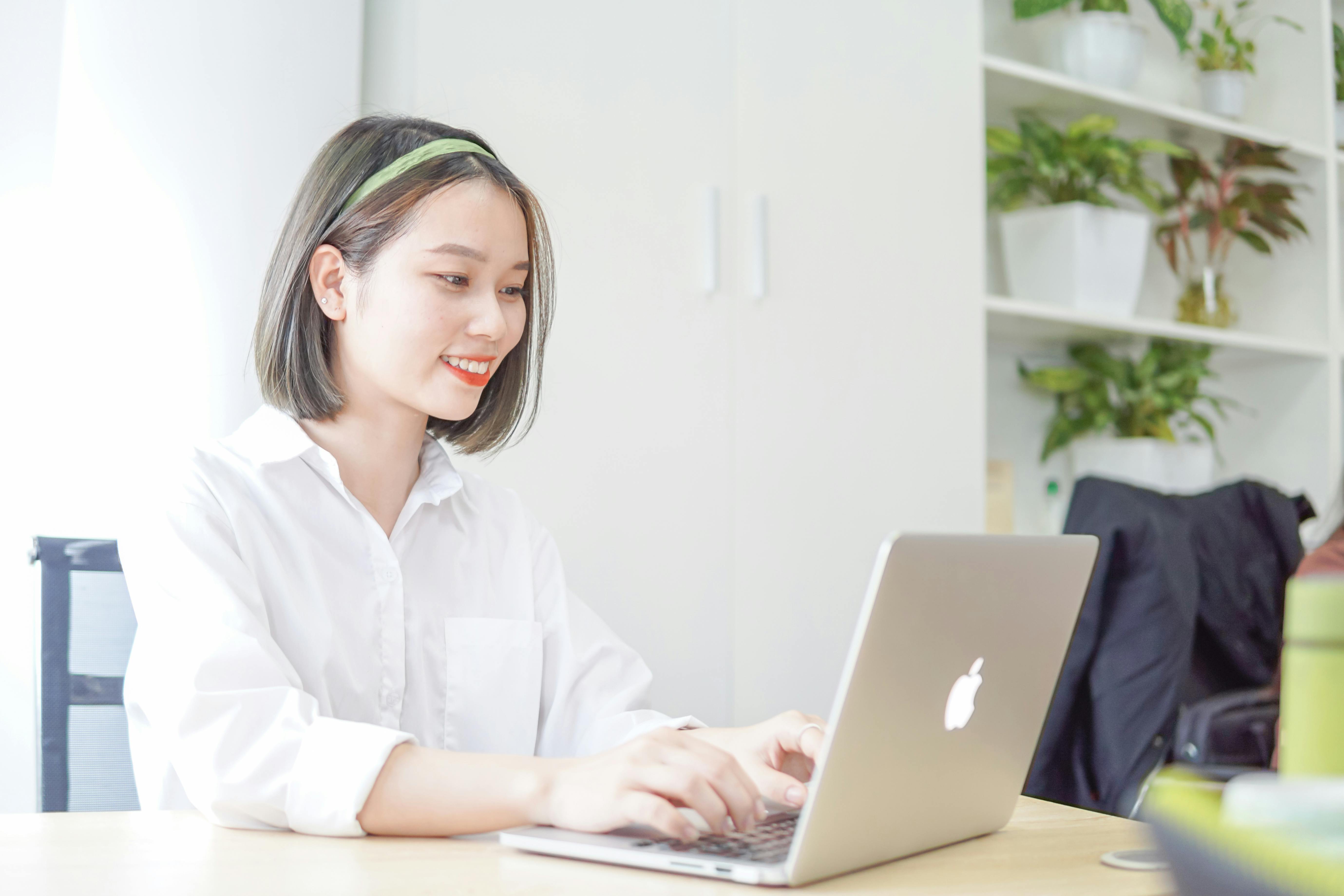 Women's working space · Free Stock Photo