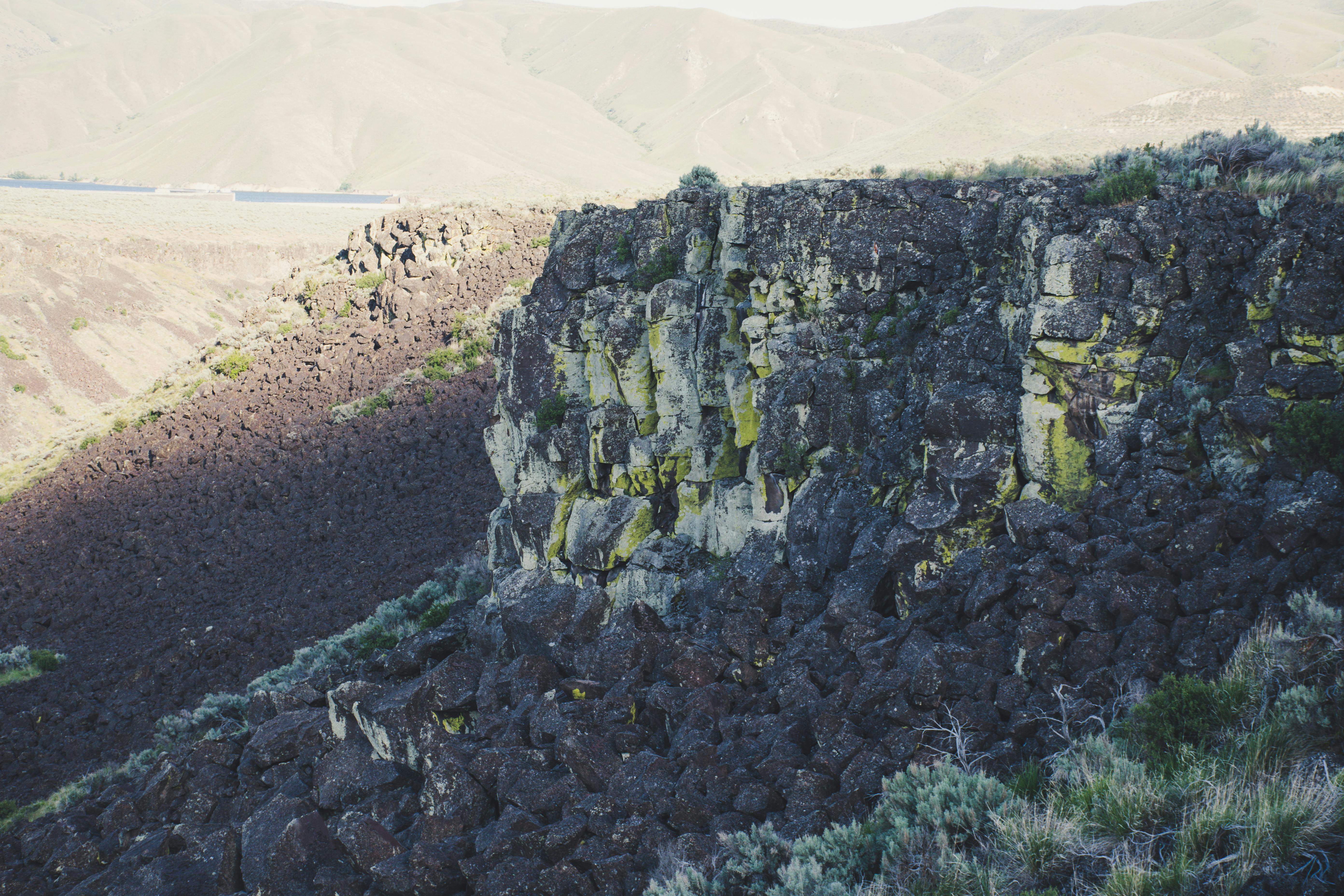 Gray and Black Stone Cliff · Free Stock Photo