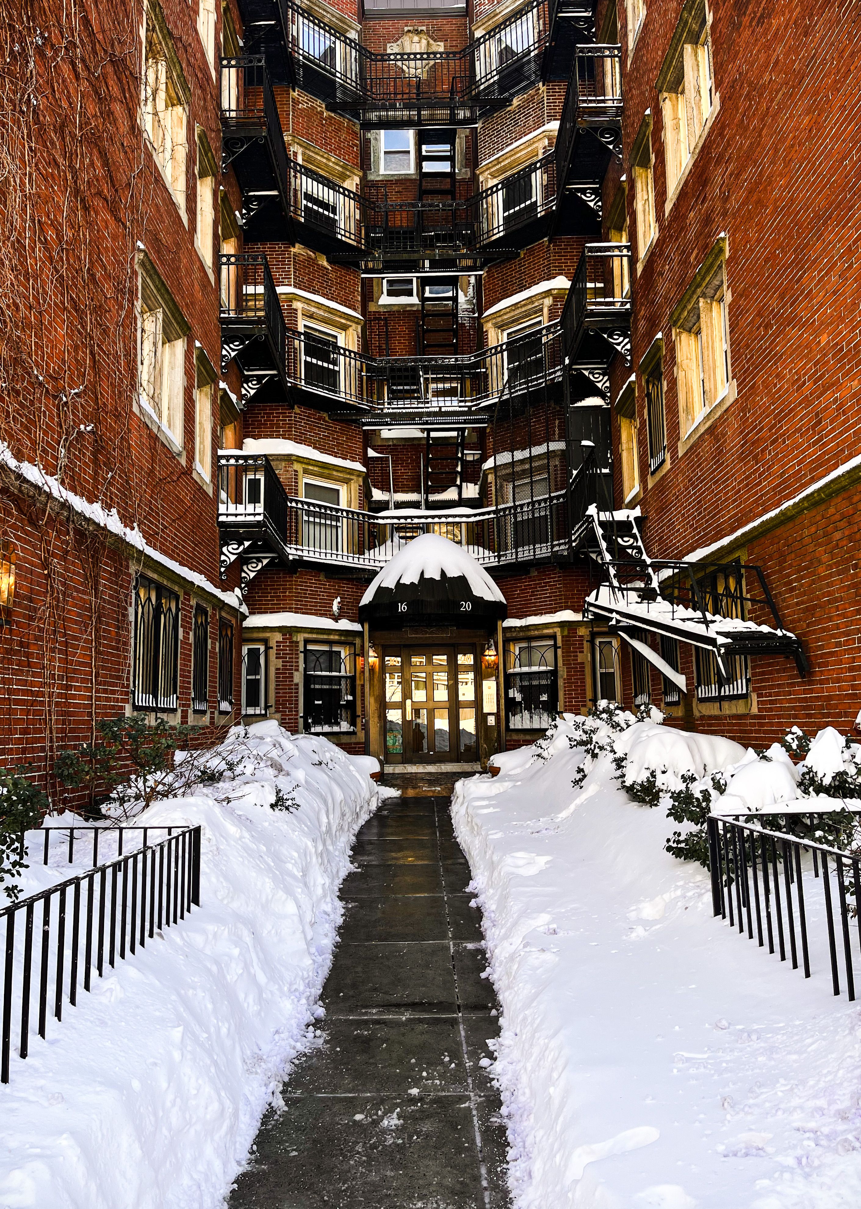 An Alley in Winter · Free Stock Photo