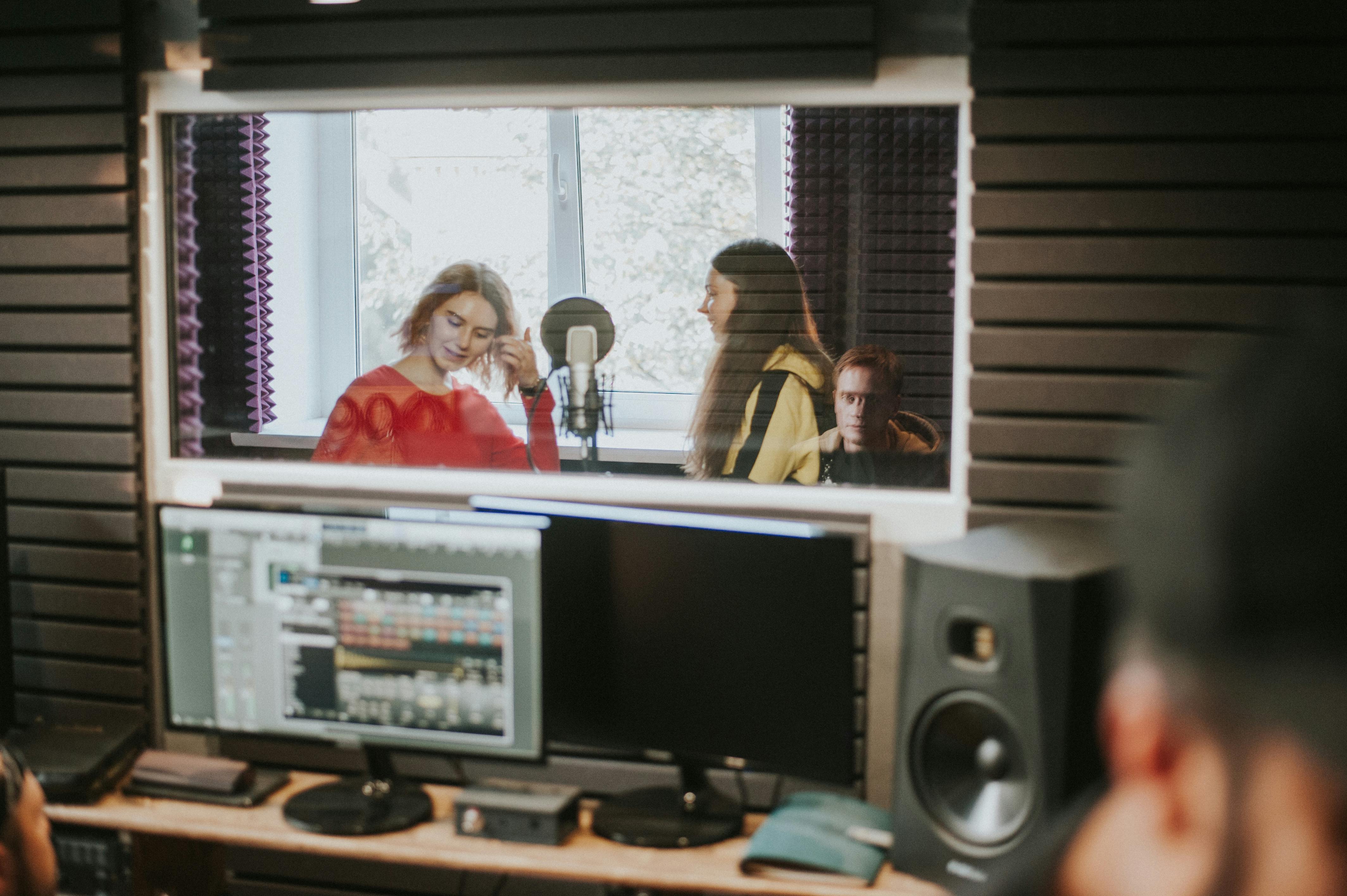 Persona Sosteniendo Micrófono · Foto de stock gratuita