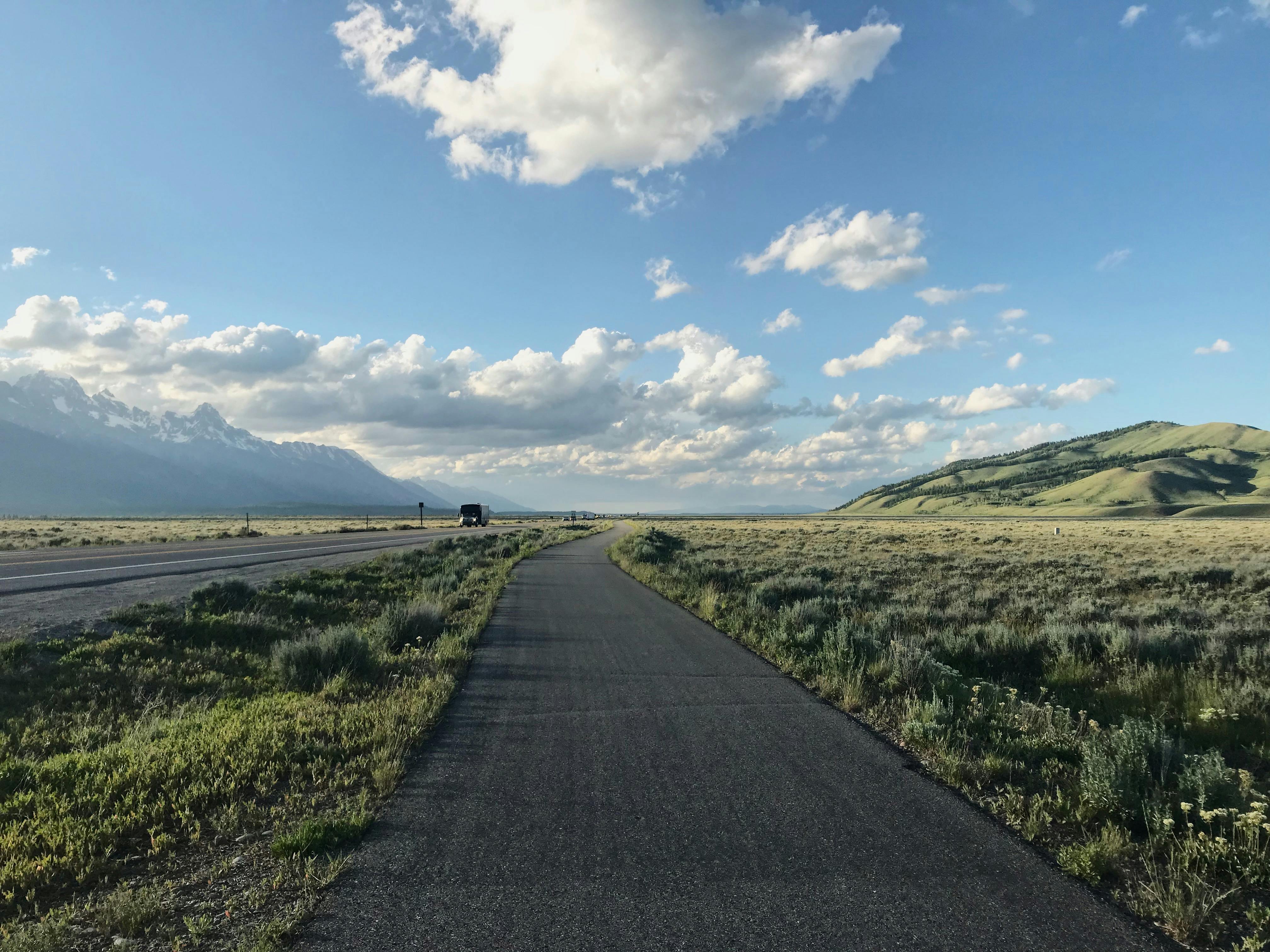 Access Road on the Side of the Highway · Free Stock Photo