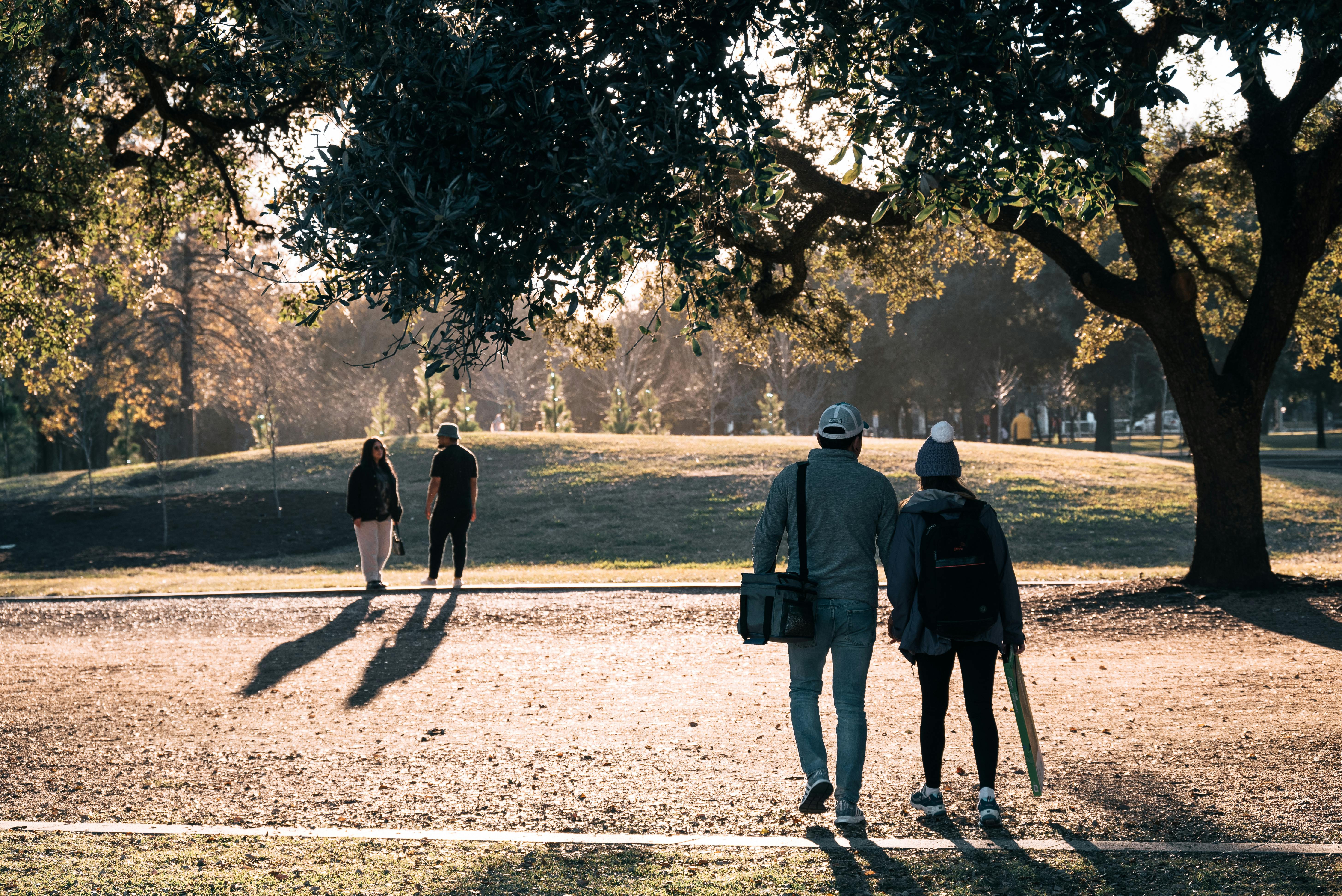 People Walking in the Park · Free Stock Photo