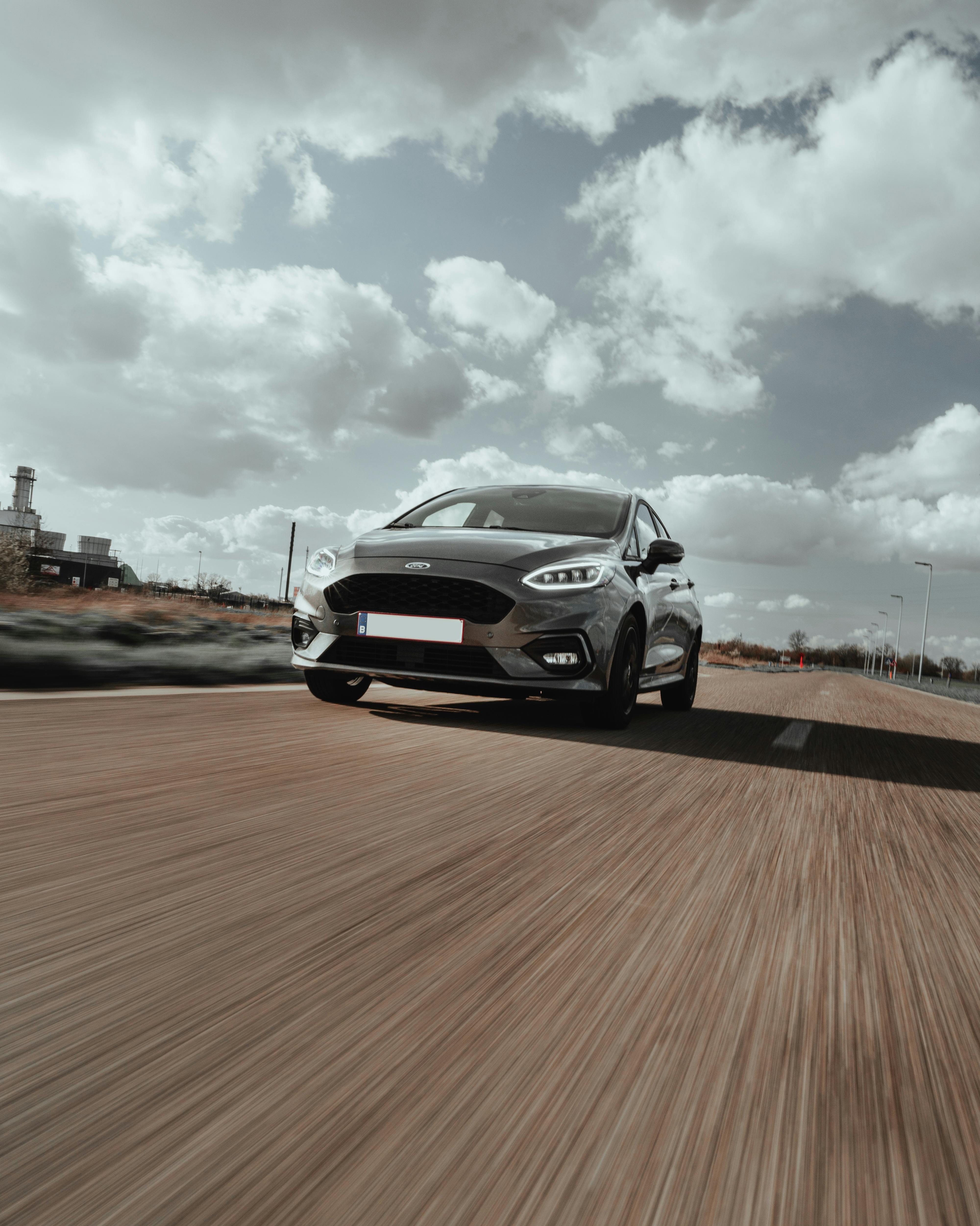 Foto profissional gratuita de carro, carro cinza, estrada, hatch ...