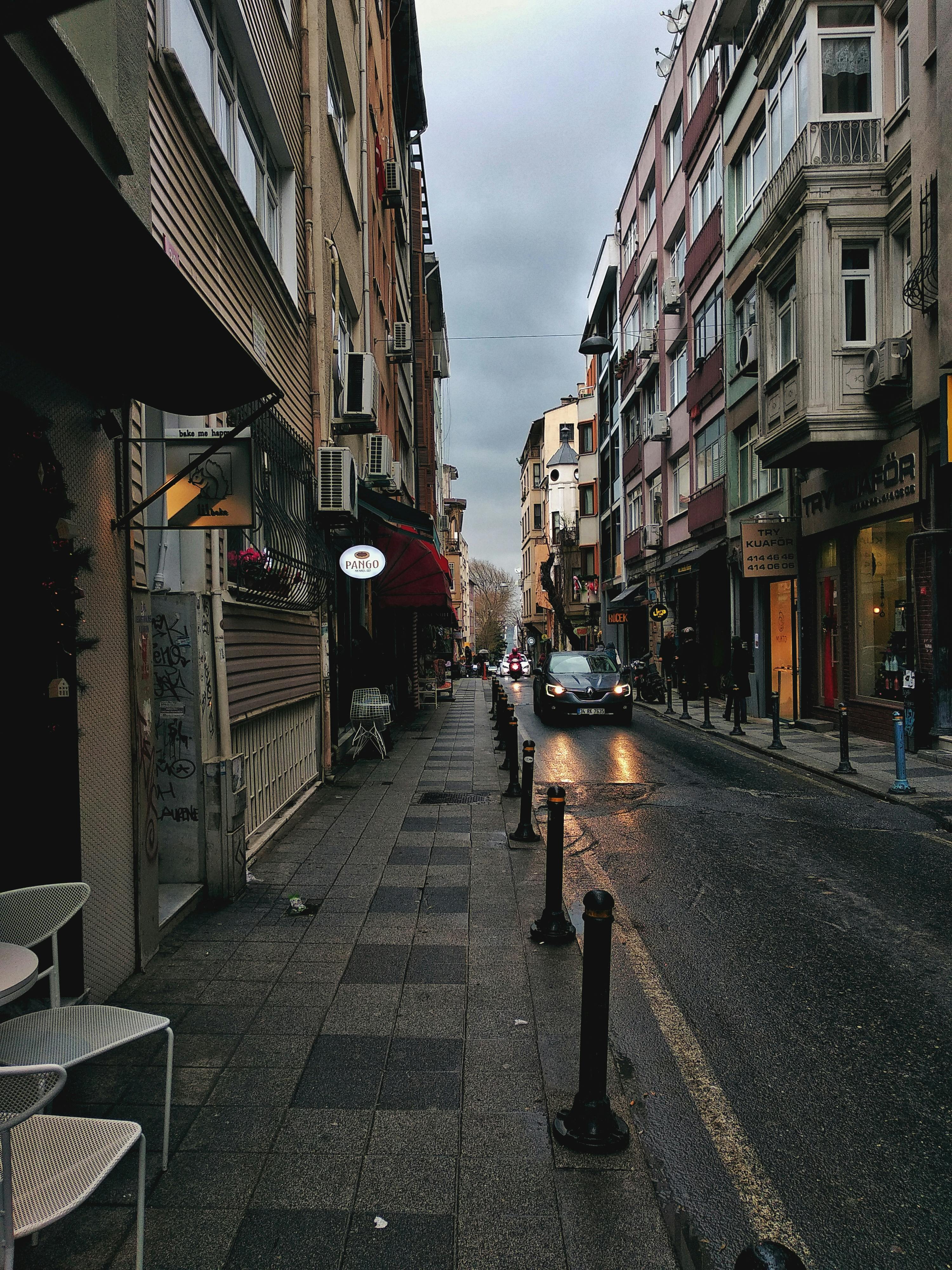 Sidewalk in a Small Street in the Ciry · Free Stock Photo