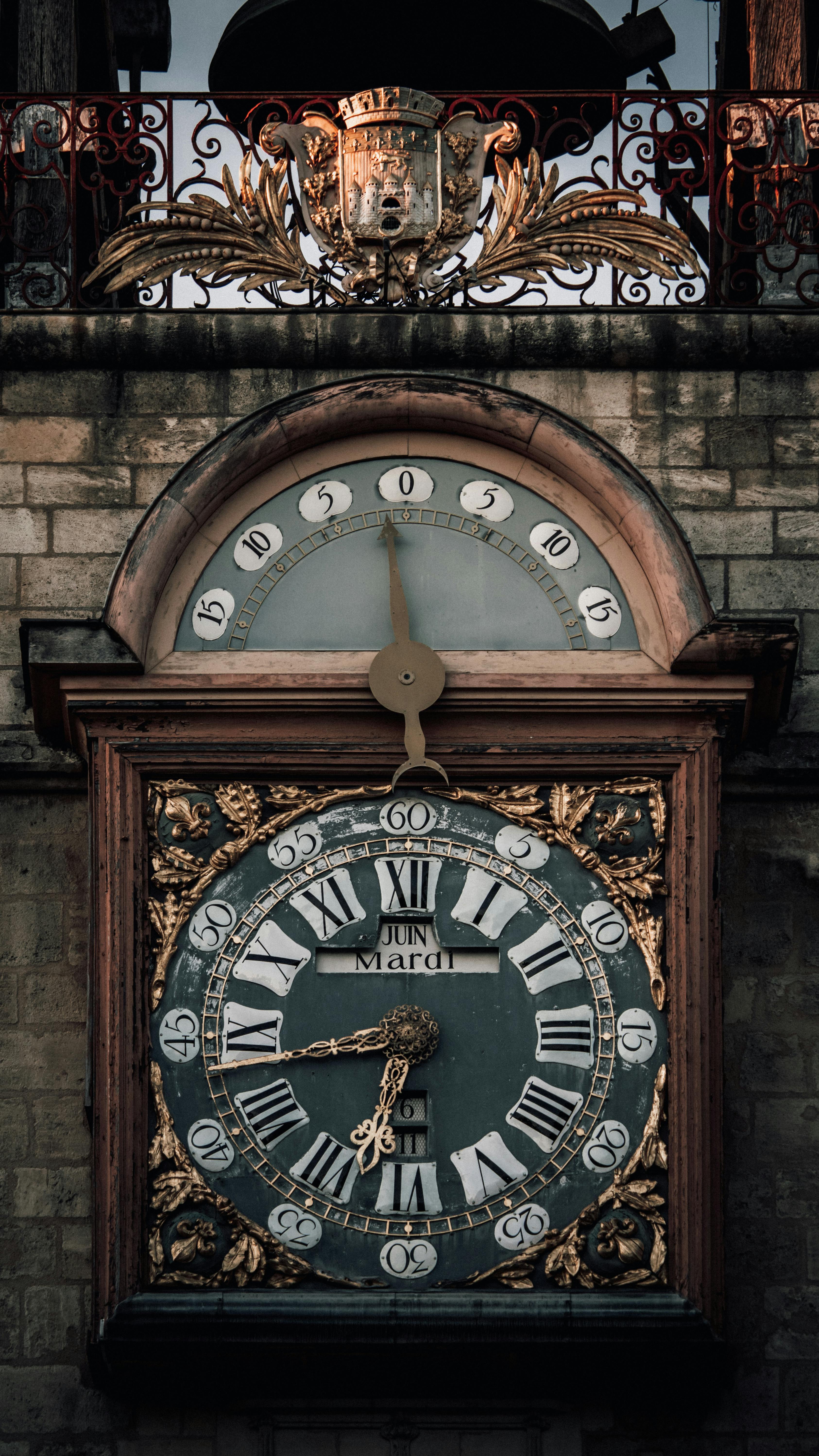 Antique Clock on a Building Facade · Free Stock Photo