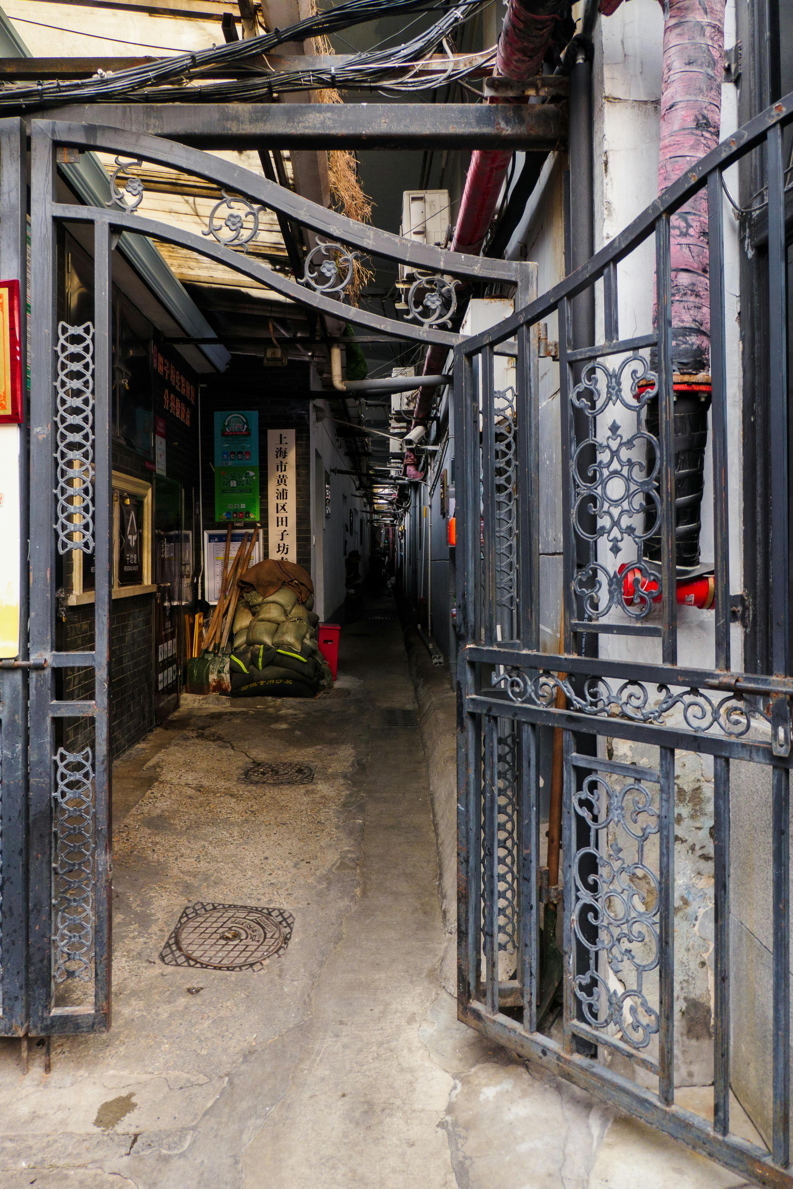 Open Gate Corridor · Free Stock Photo