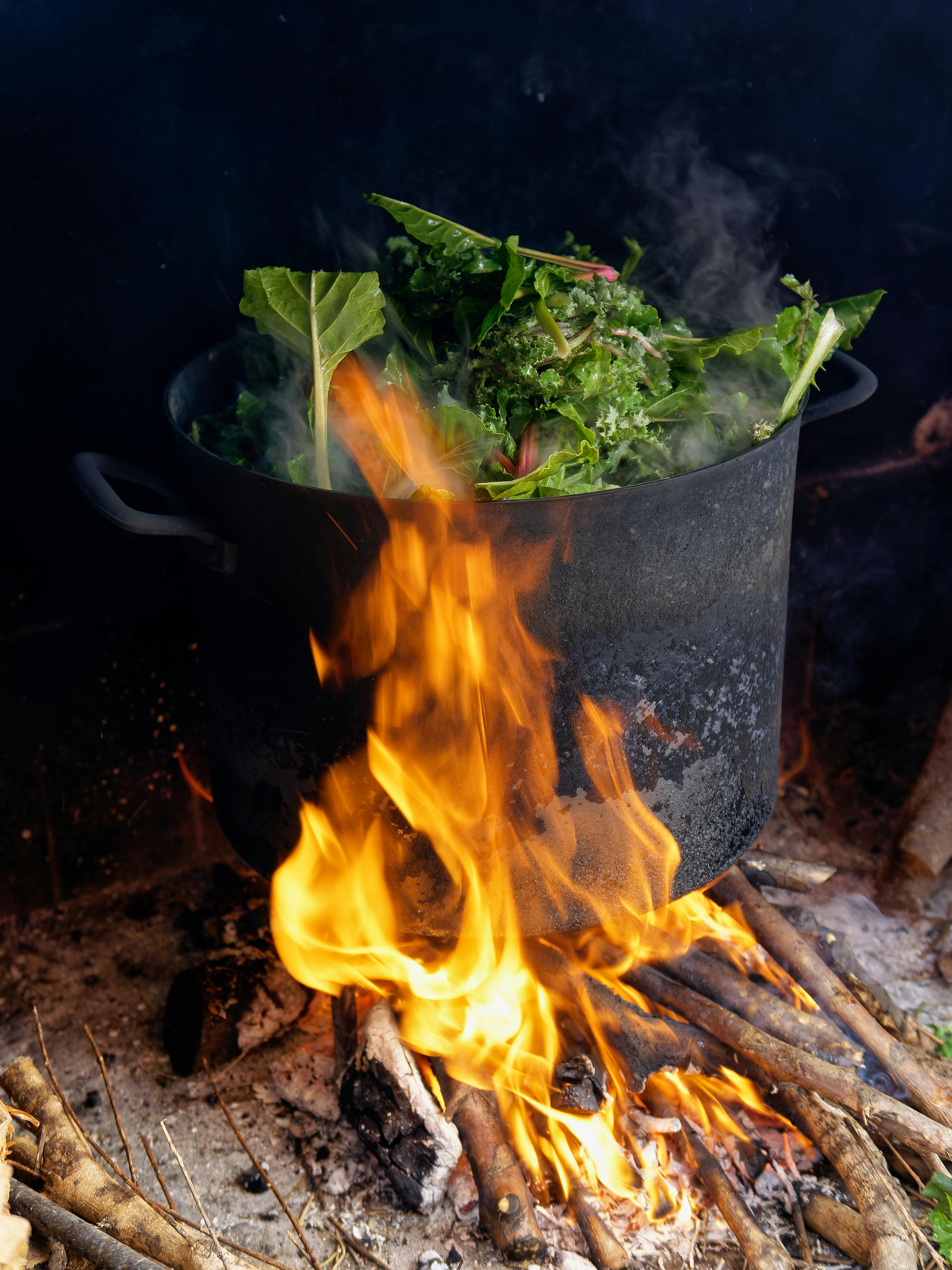 Time Lapse Photography of Four Black Metal Cooking Wares · Free Stock Photo