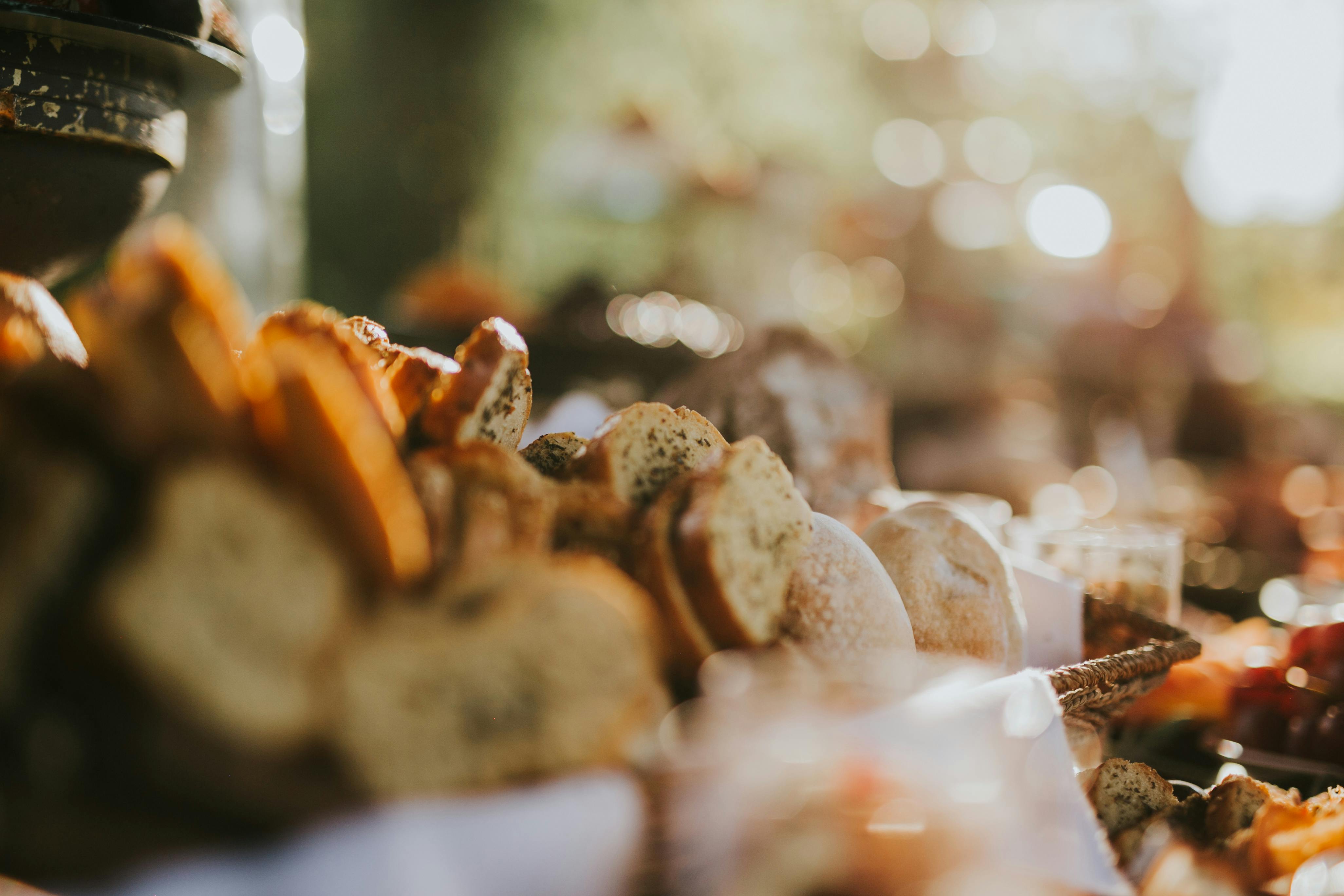 A Close-Up Shot of Toasted Ravioli and a Bread Roll · Free Stock Photo