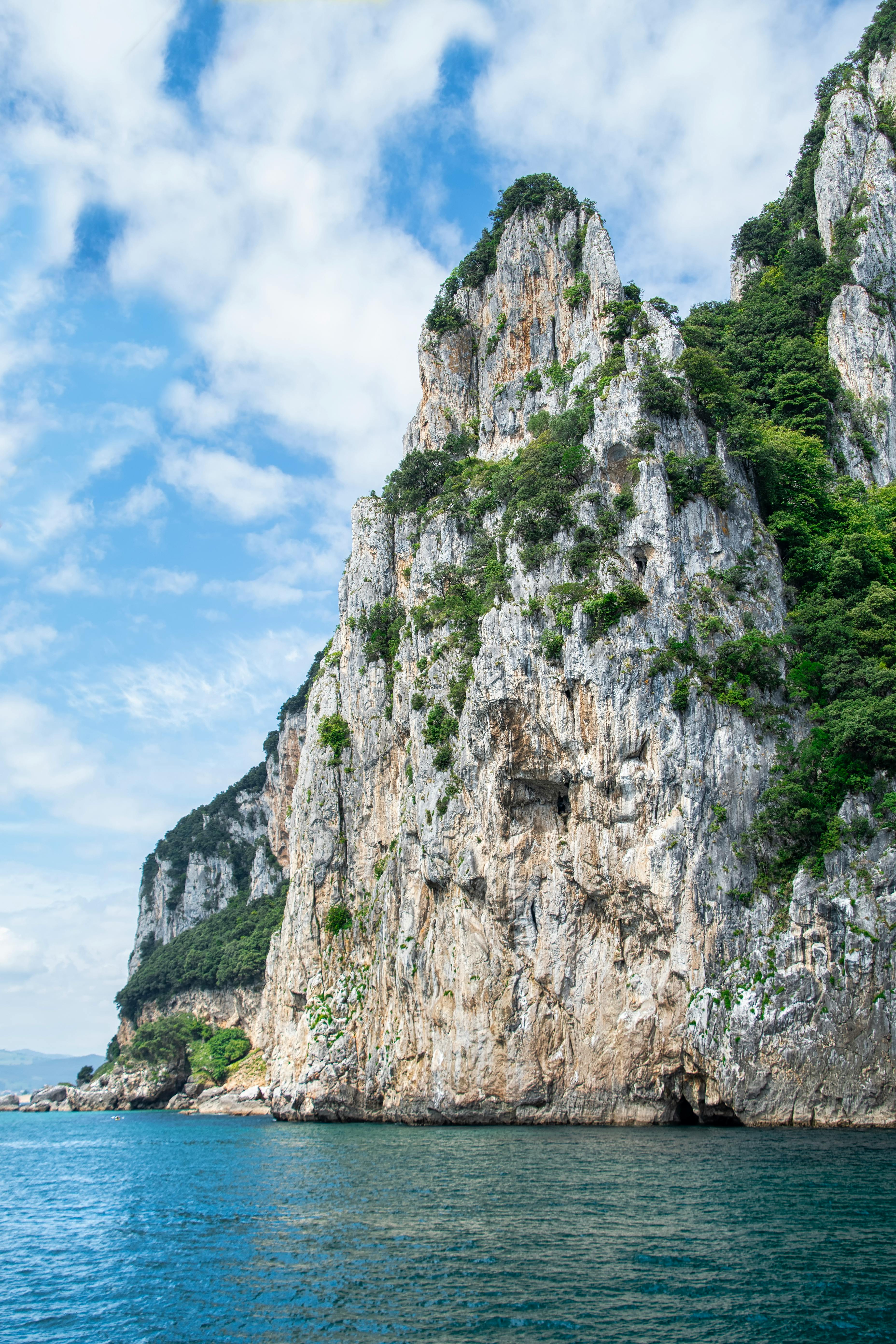 Cliff on Island · Free Stock Photo
