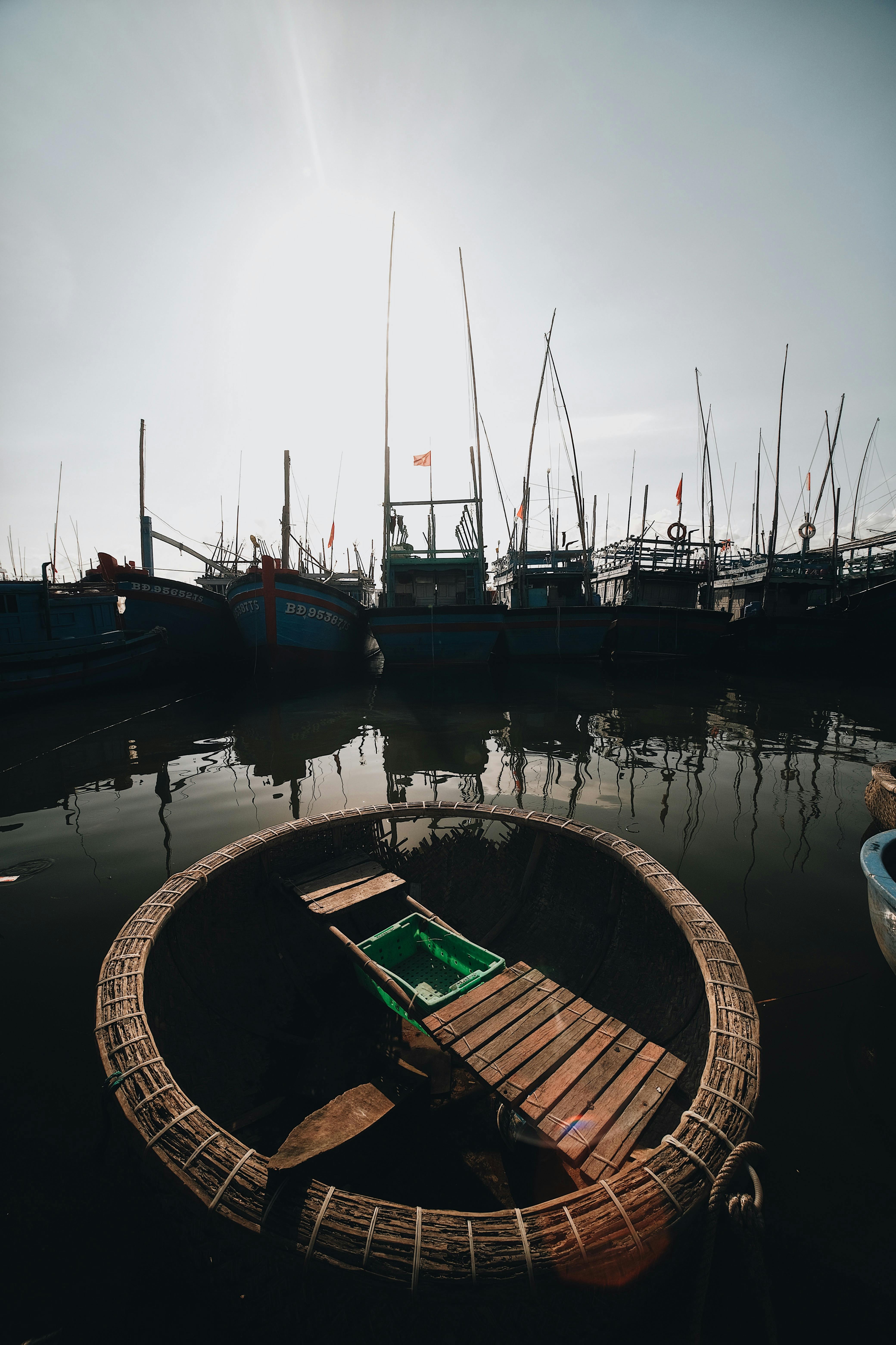 Round Boat and Boat in the Harbour · Free Stock Photo