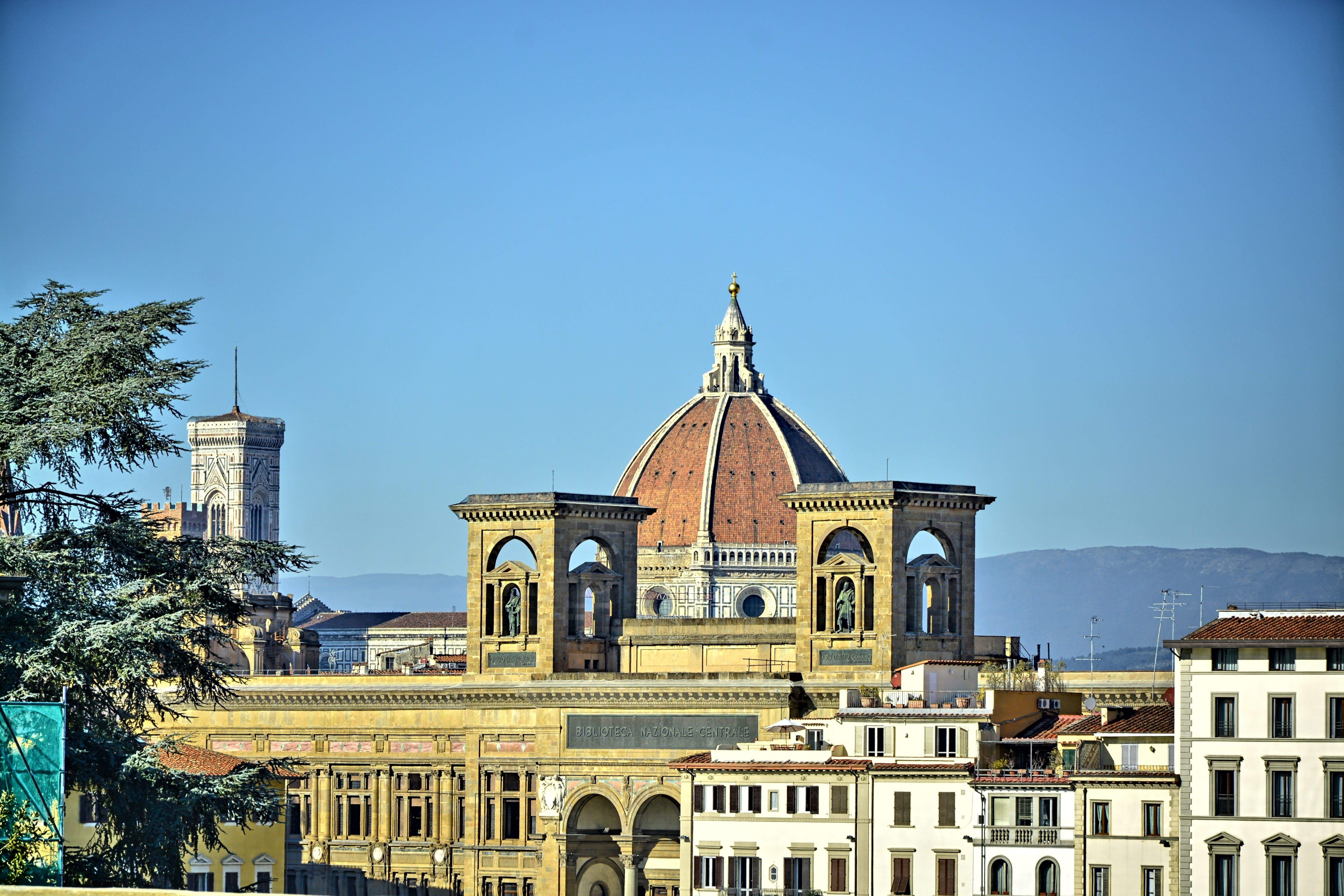 Waterfront and Renaissance Architecture in Mist · Free Stock Photo