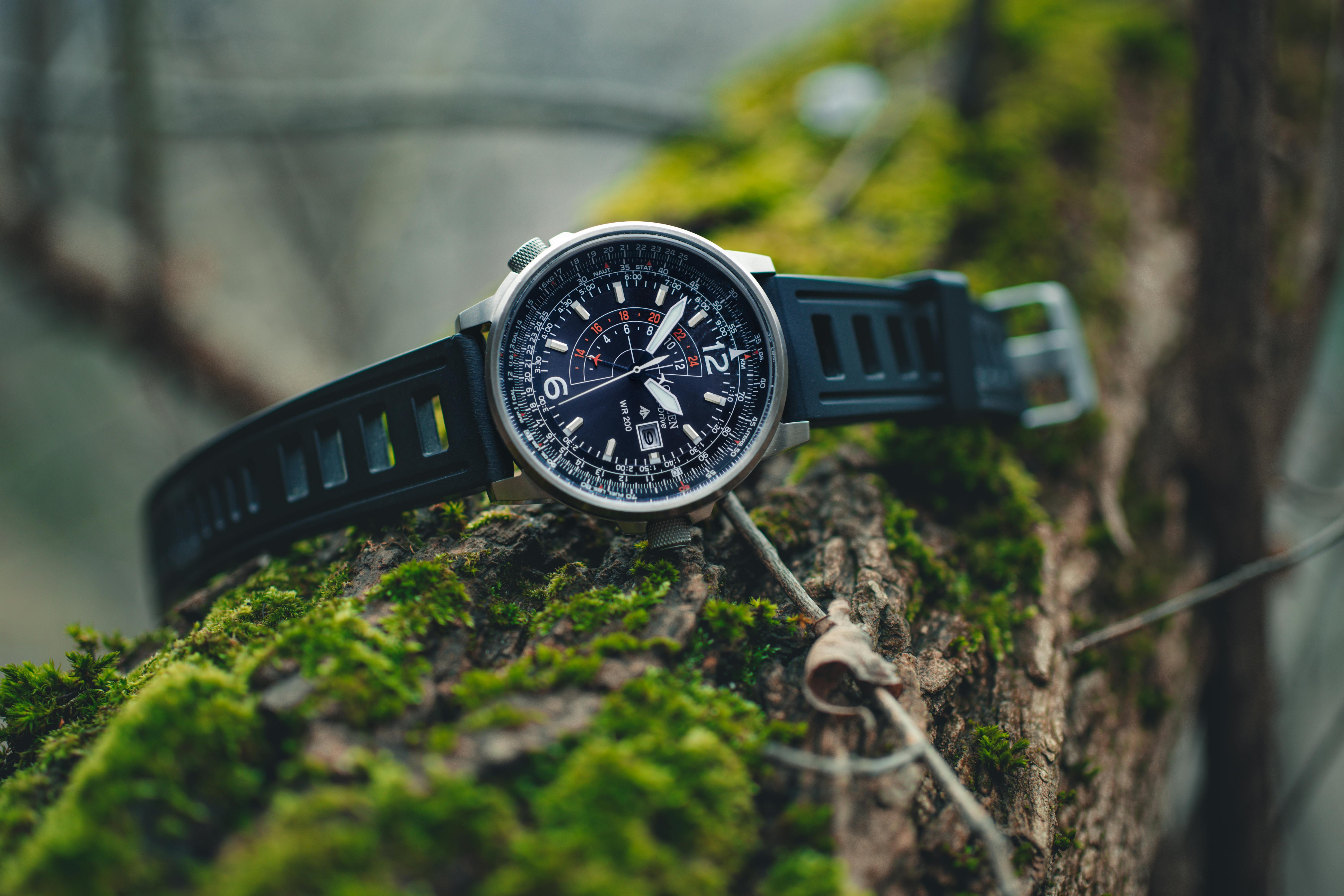 Close-Up Shot of a Black Watch · Free Stock Photo