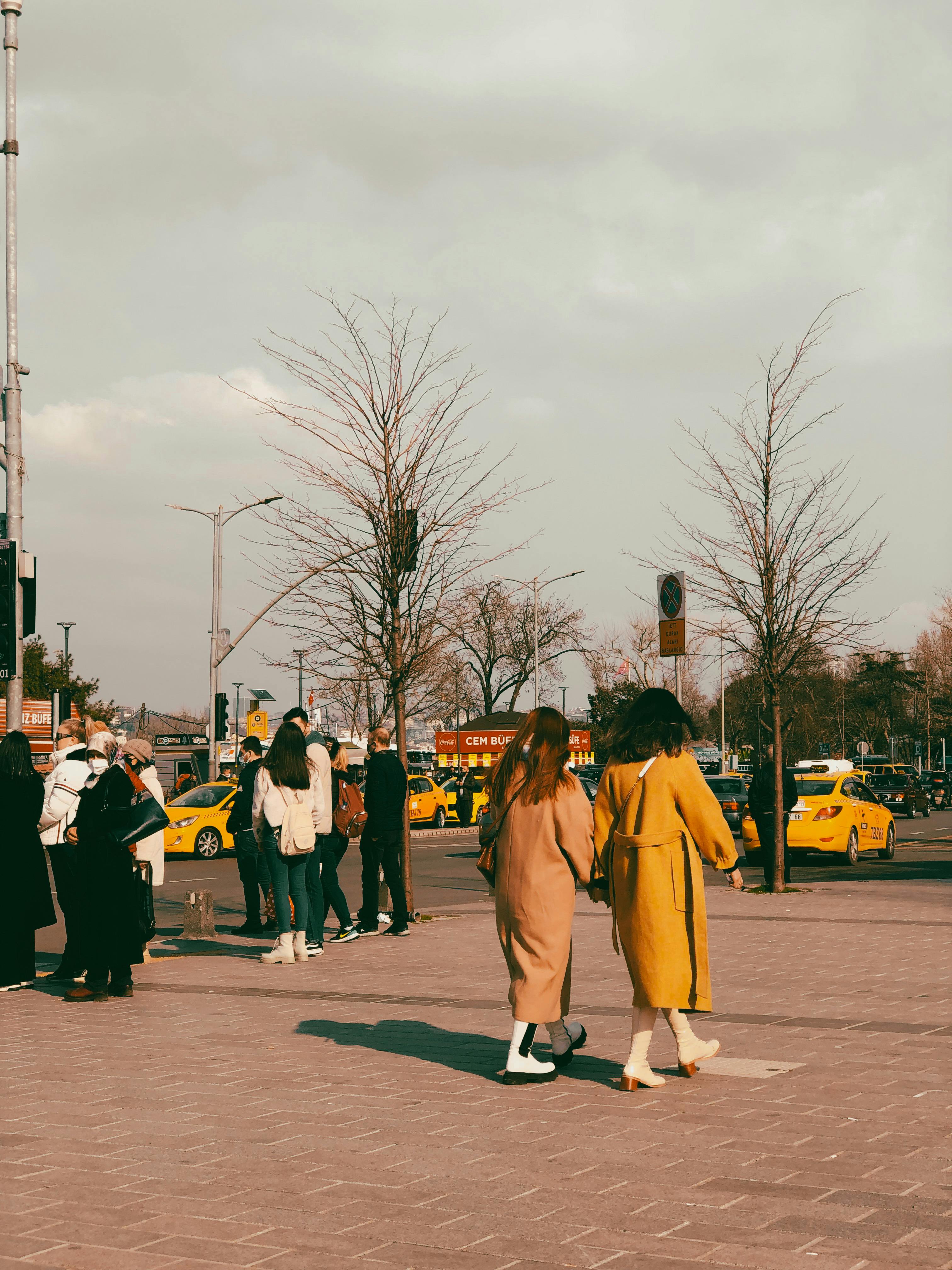 People Walking on the Park · Free Stock Photo