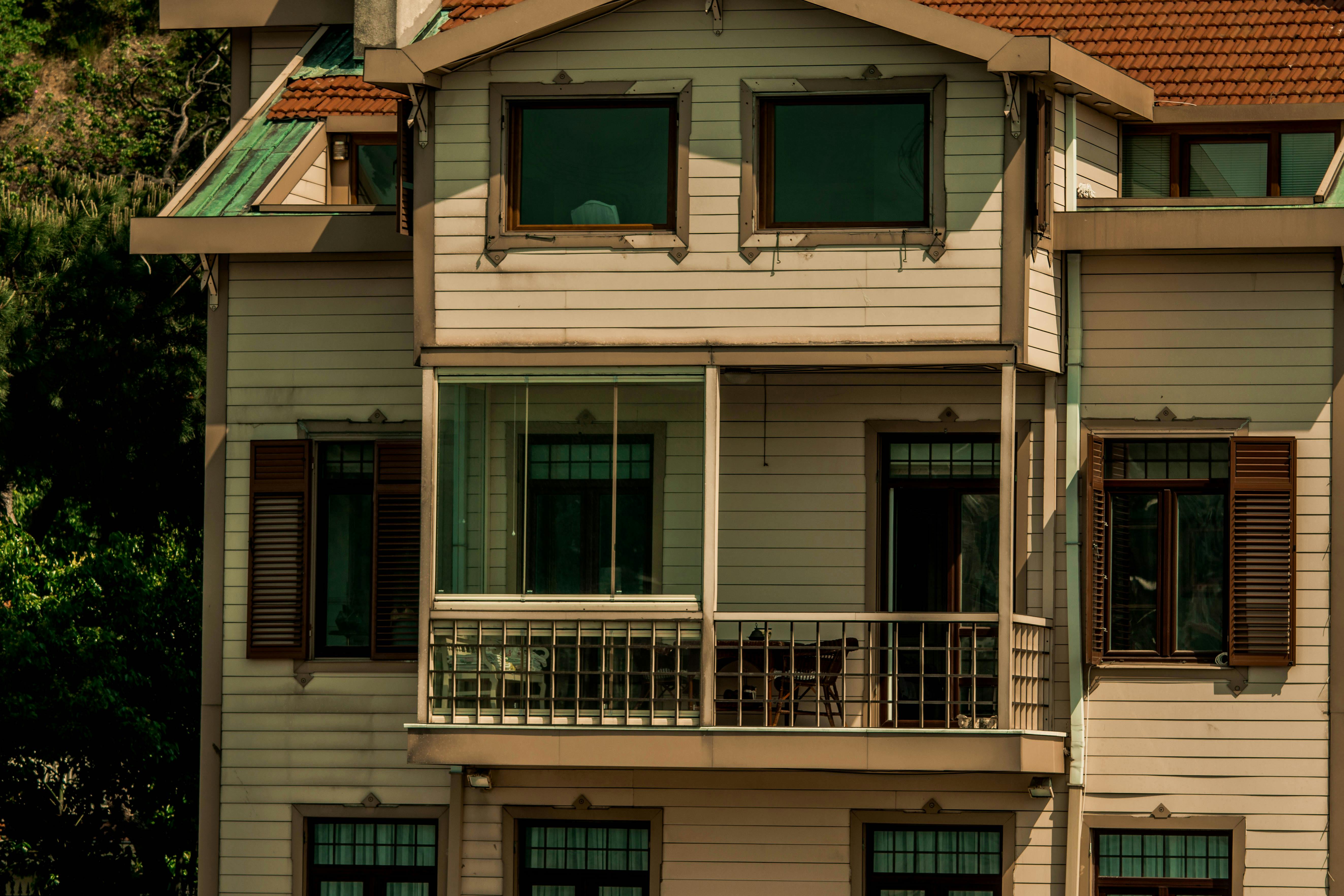 Selective Focus Photography of Man Facing Computer · Free Stock Photo