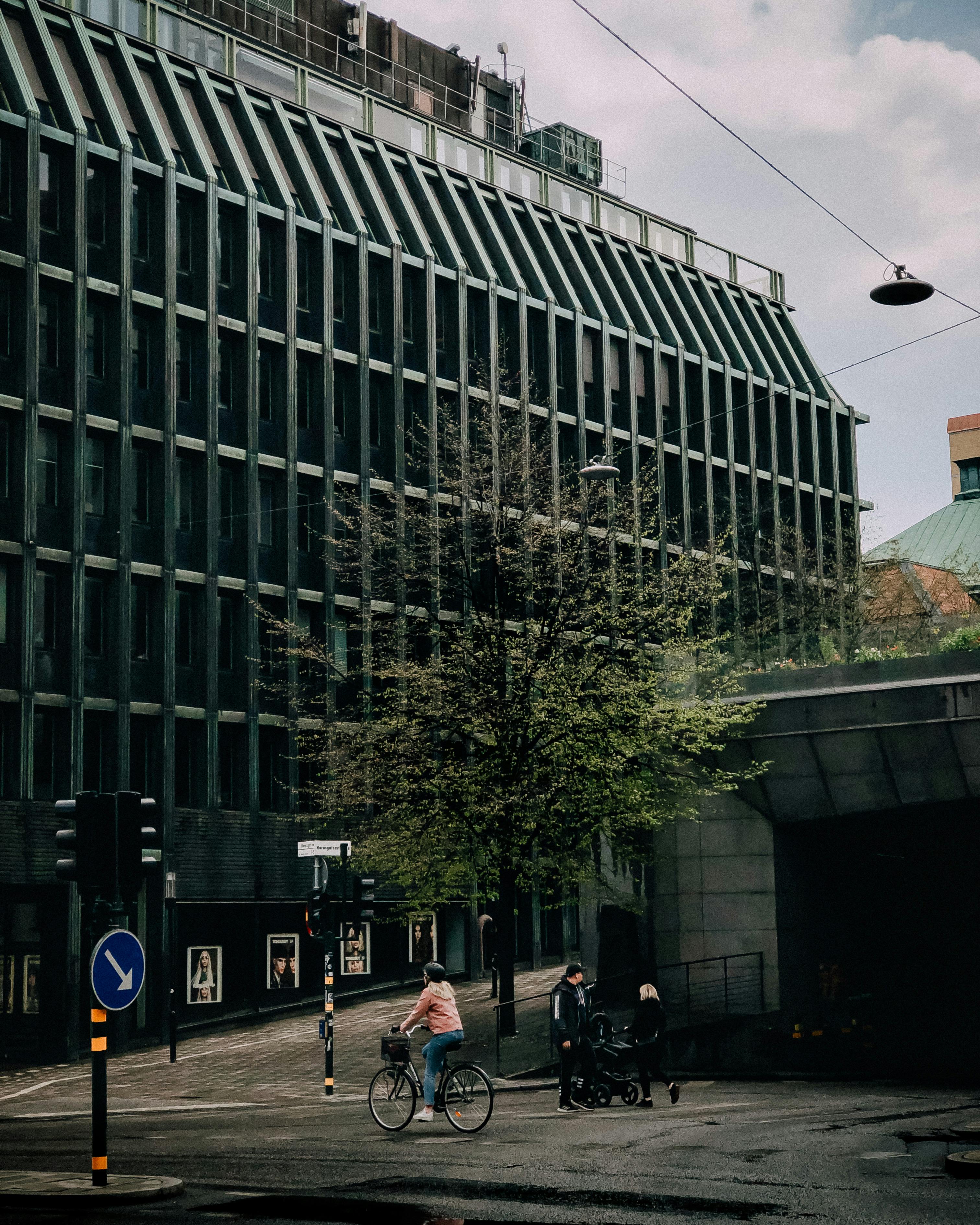 City Street and a Modern Building Exterior · Free Stock Photo