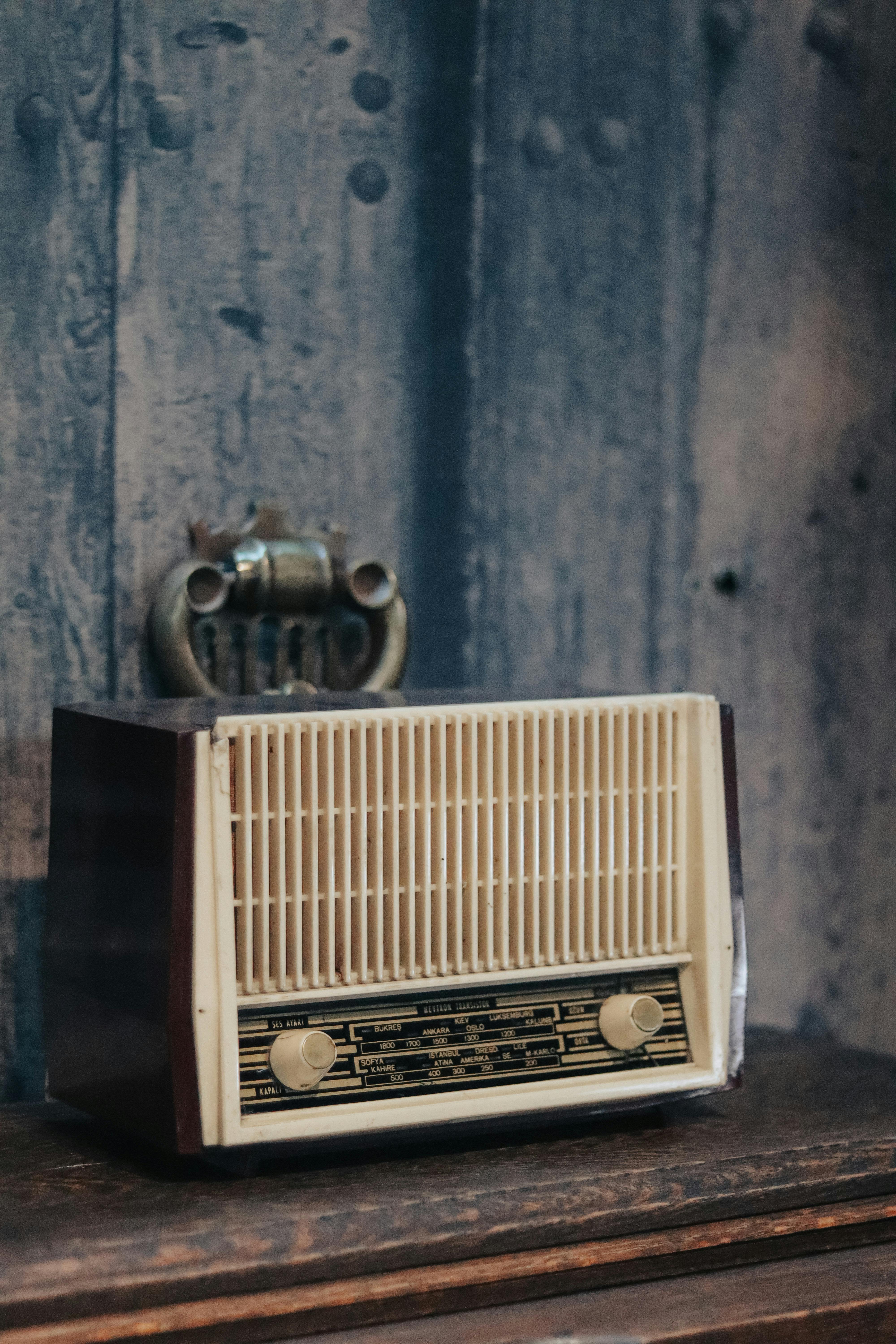 Close-Up Shot of a Vintage Radio · Free Stock Photo