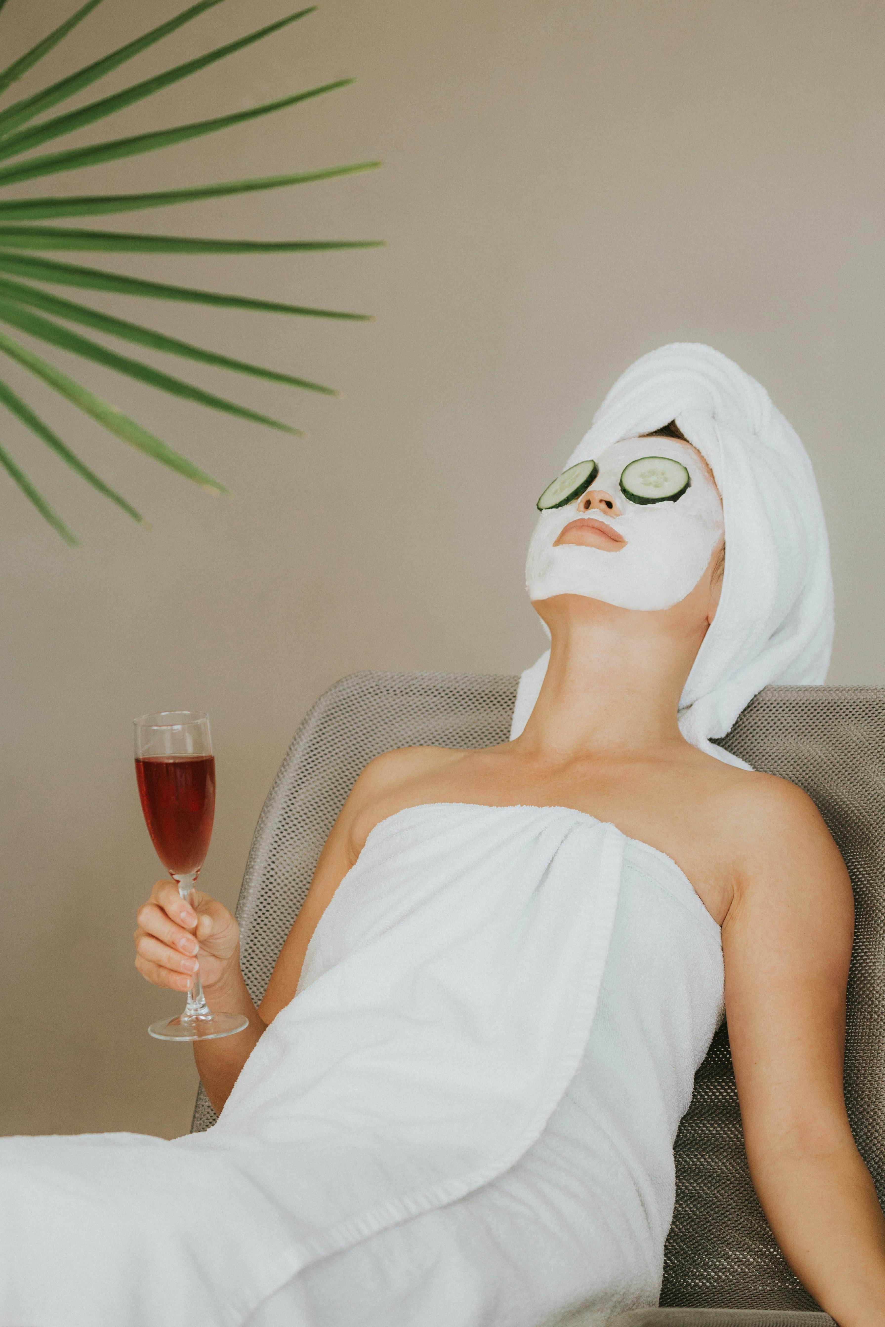 Women In Towel Background Photos, Download The BEST Free Women In Towel ...