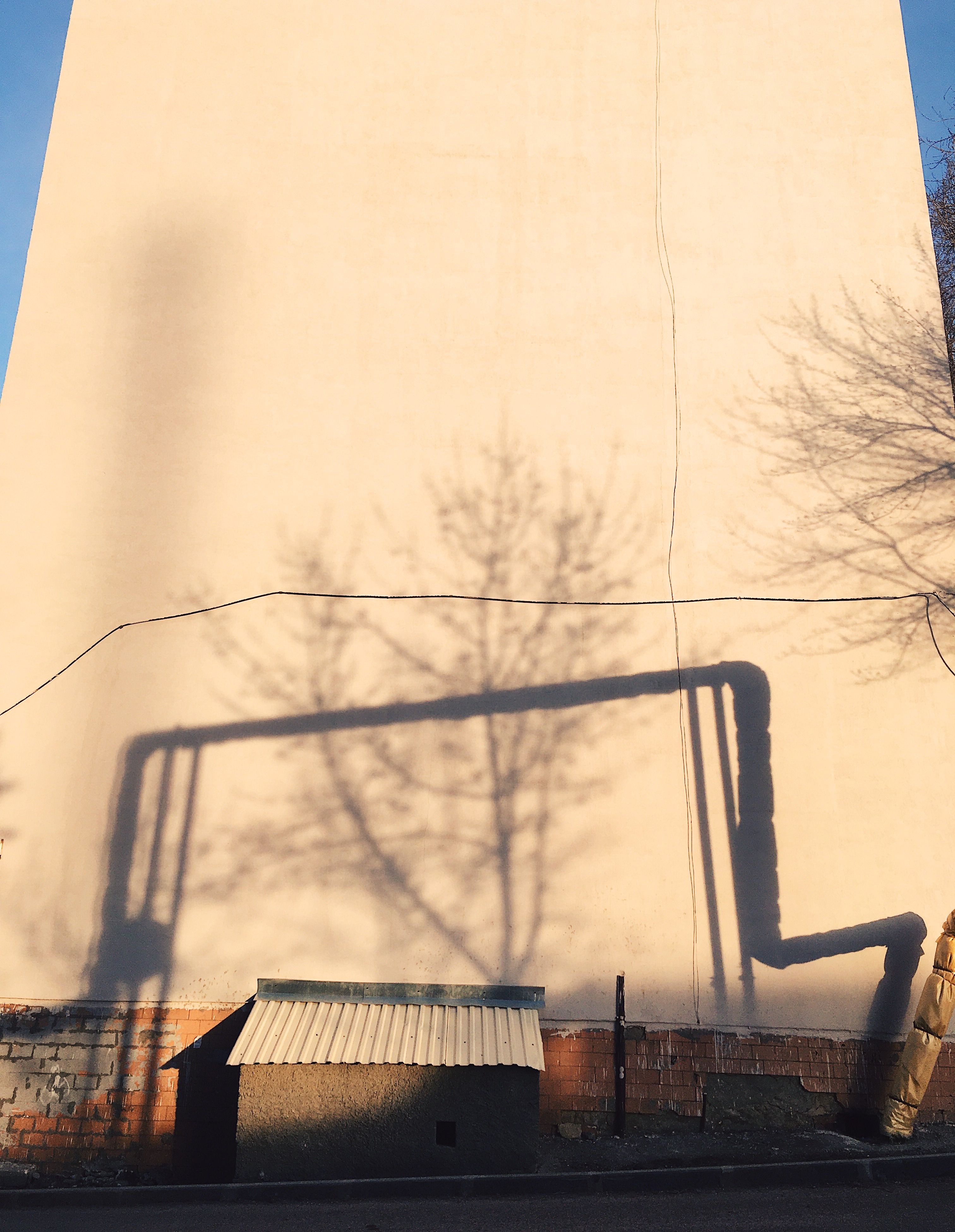 Dark Shadow over the Building Wall · Free Stock Photo