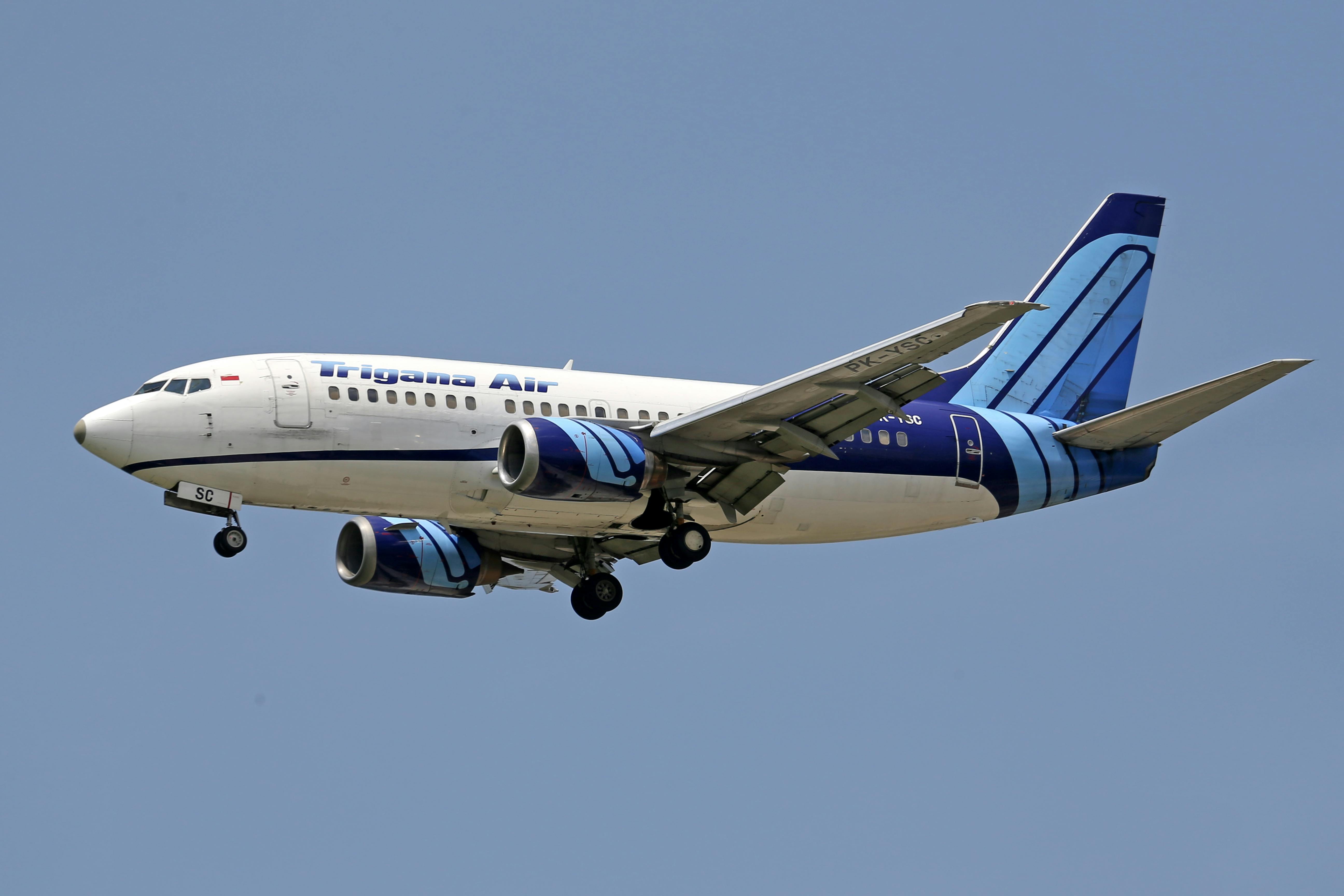 White and Blue Passenger Plane · Free Stock Photo