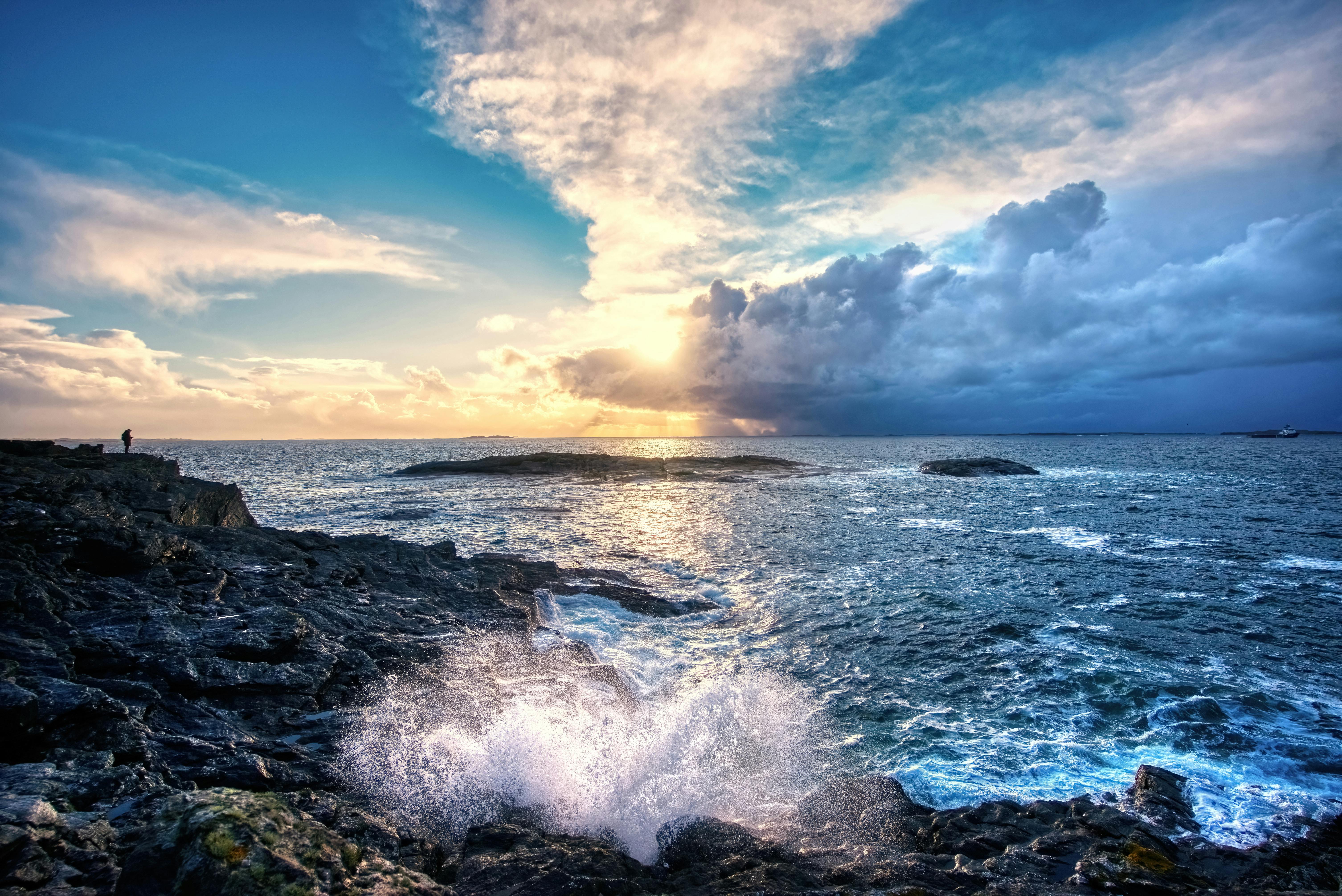 Ocean Waves Crashing on Rocks · Free Stock Photo