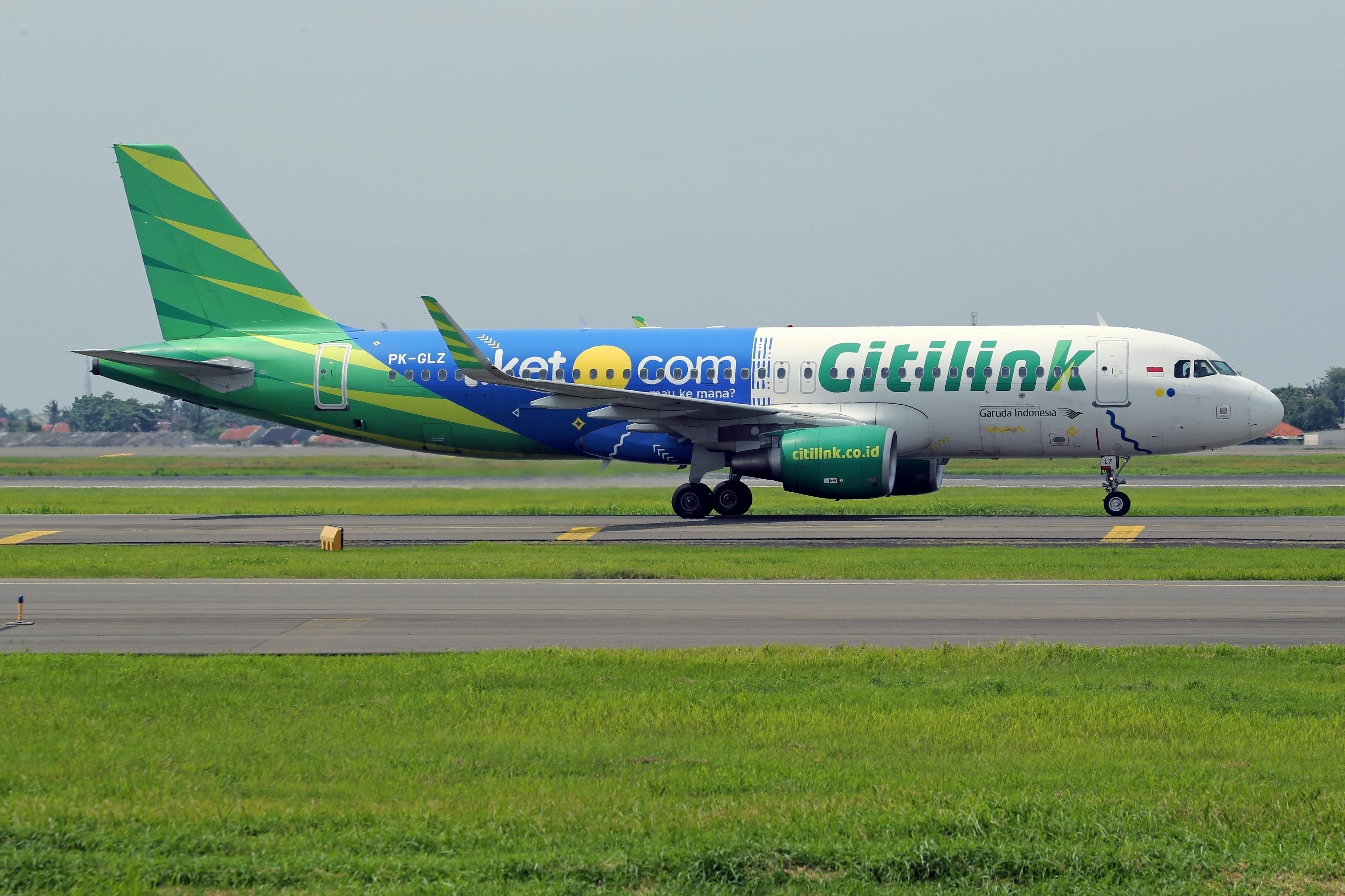 Gray Airplane on Seashore · Free Stock Photo