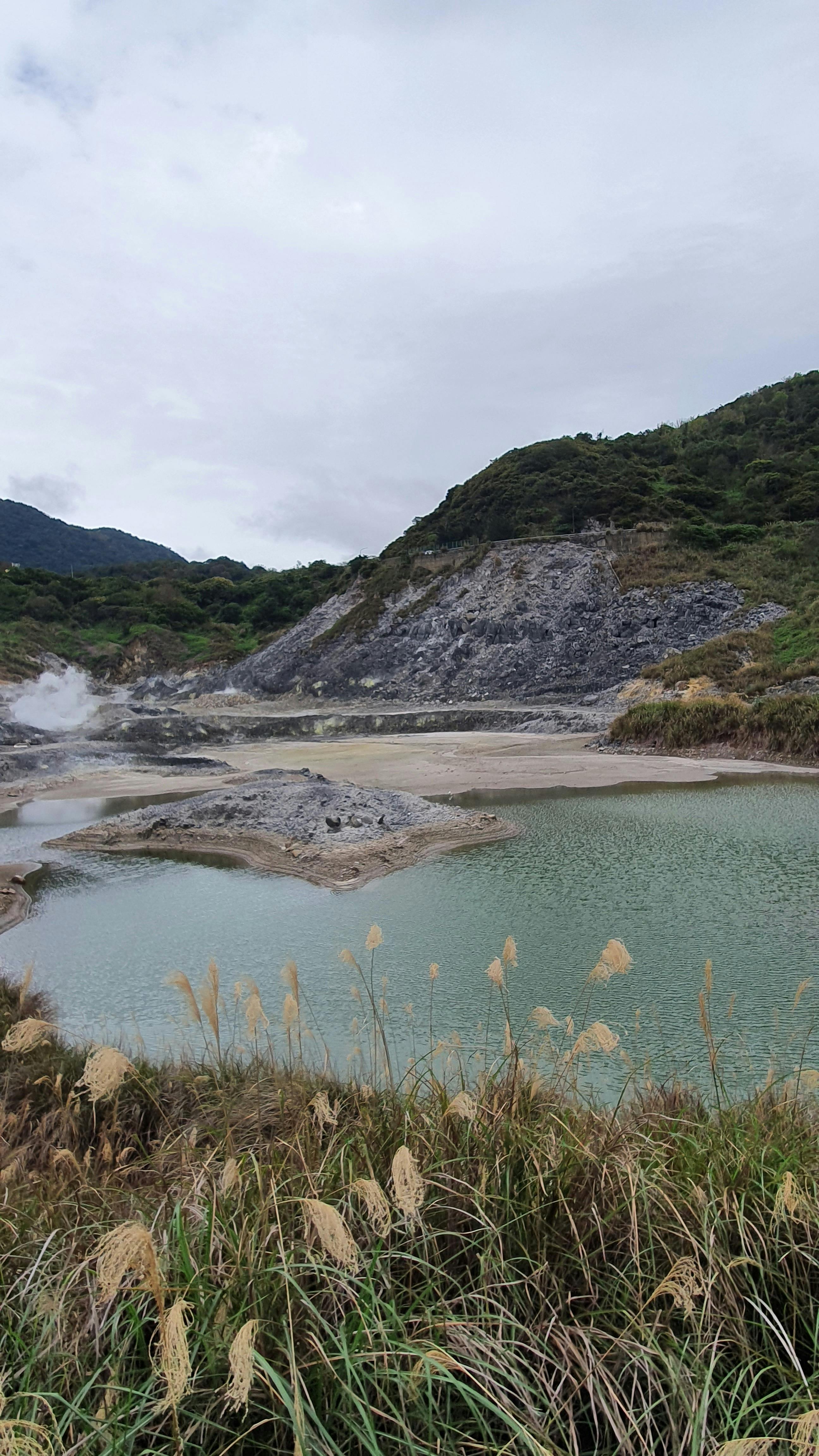 Beach Surrounded By Mountains Lock Screen Wallpaper Photos, Download ...