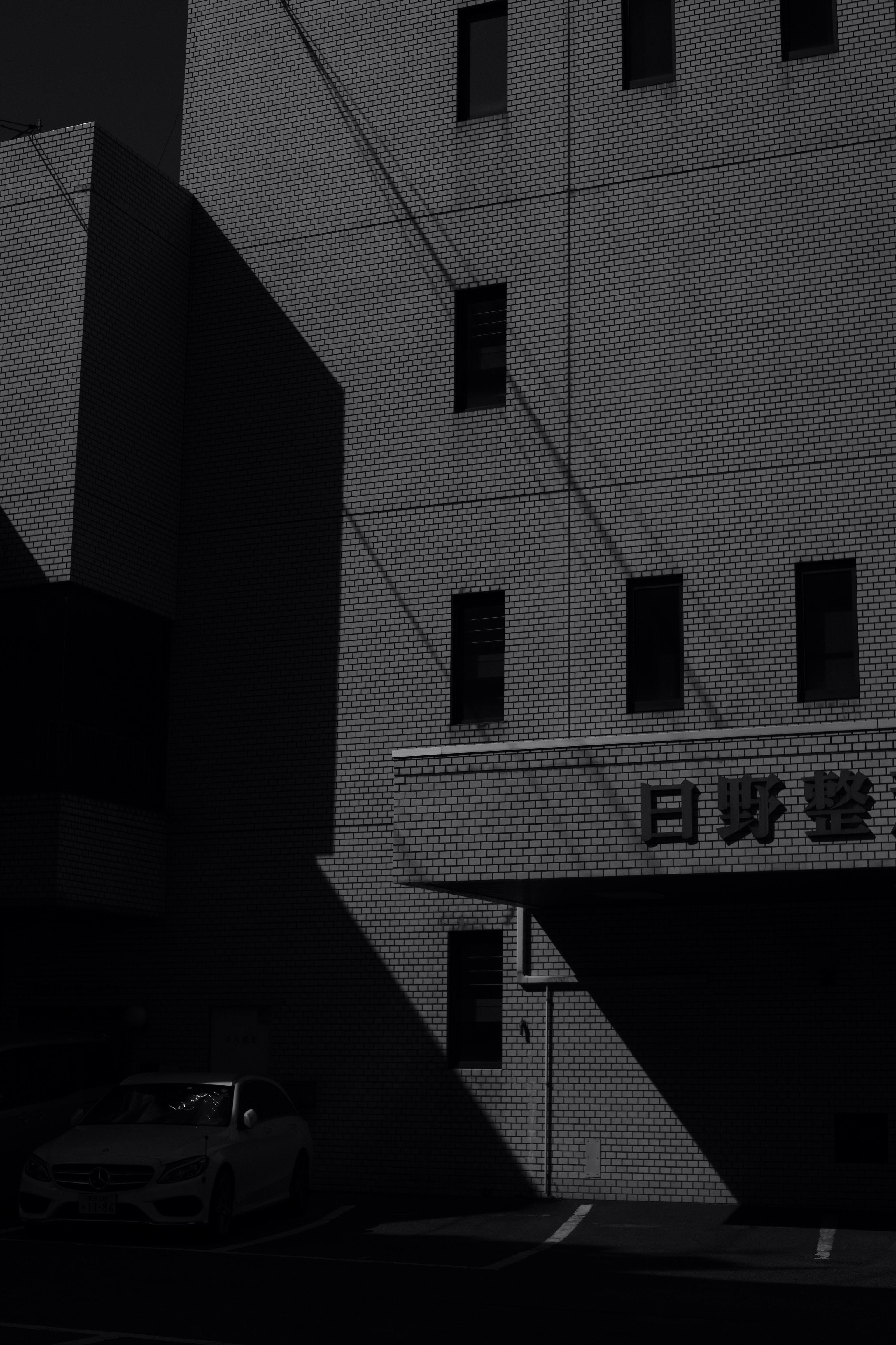 Grayscale Photo of a Concrete Building · Free Stock Photo