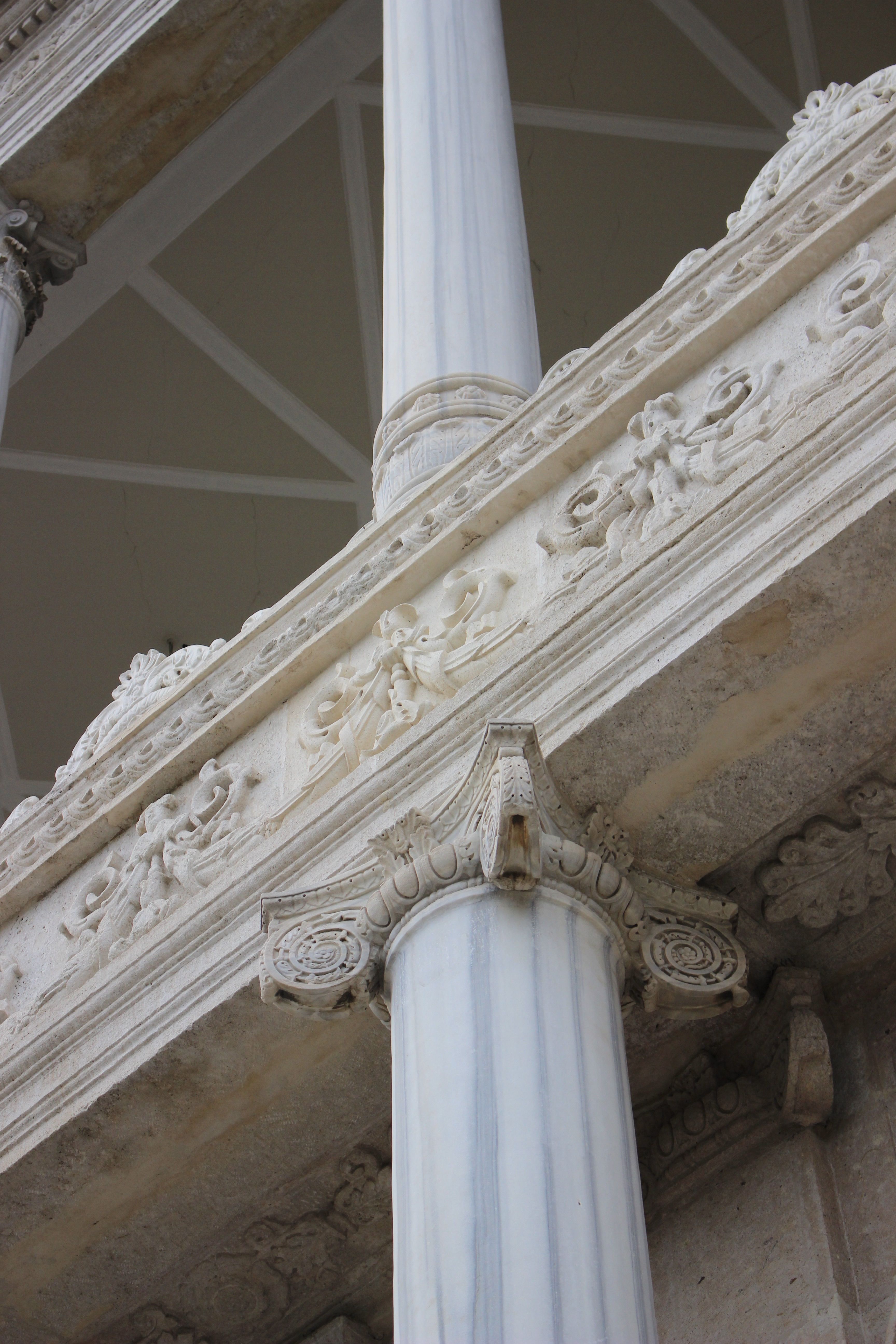 White Concrete Pillar · Free Stock Photo