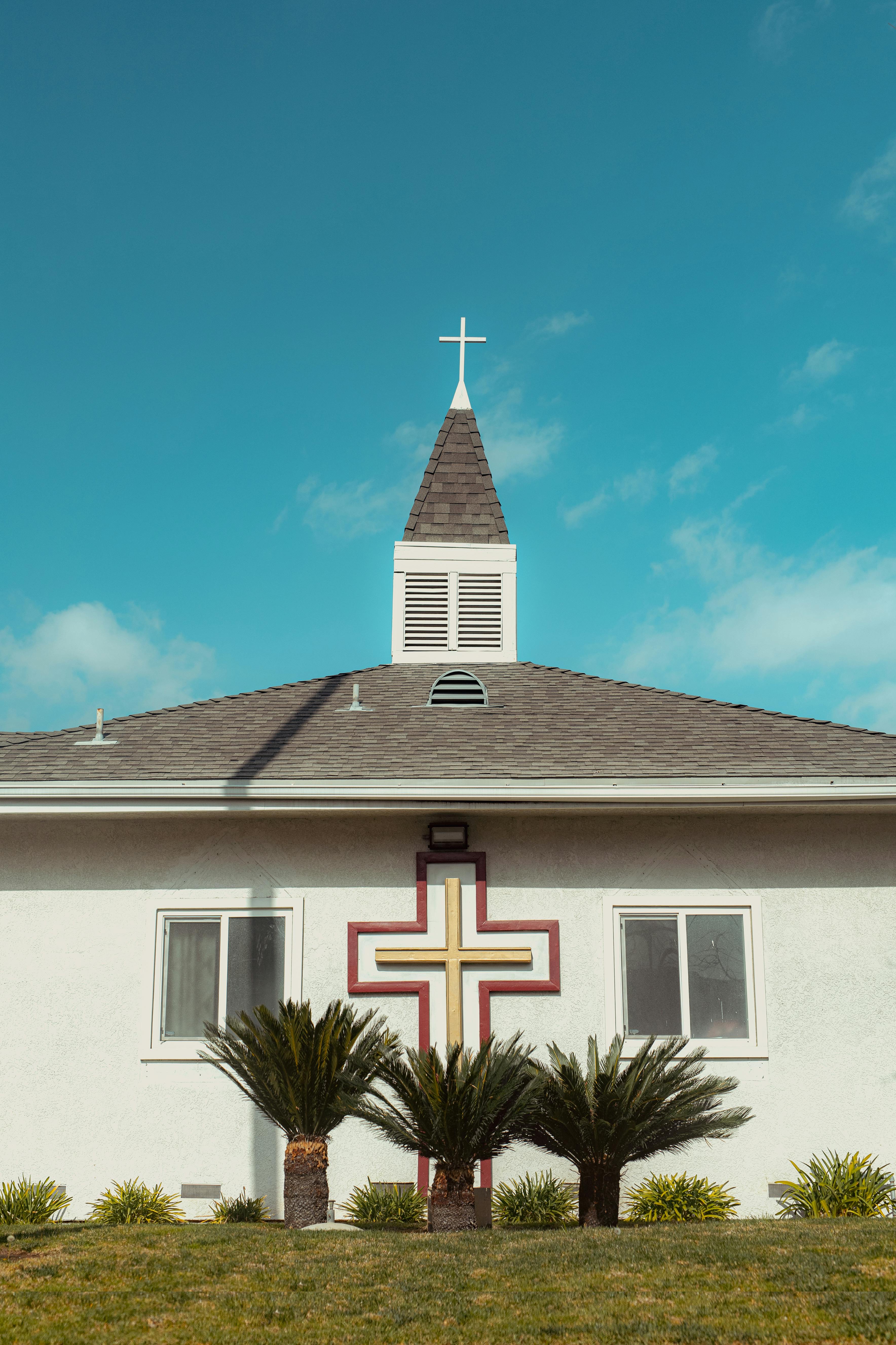 White and Brown Church · Free Stock Photo