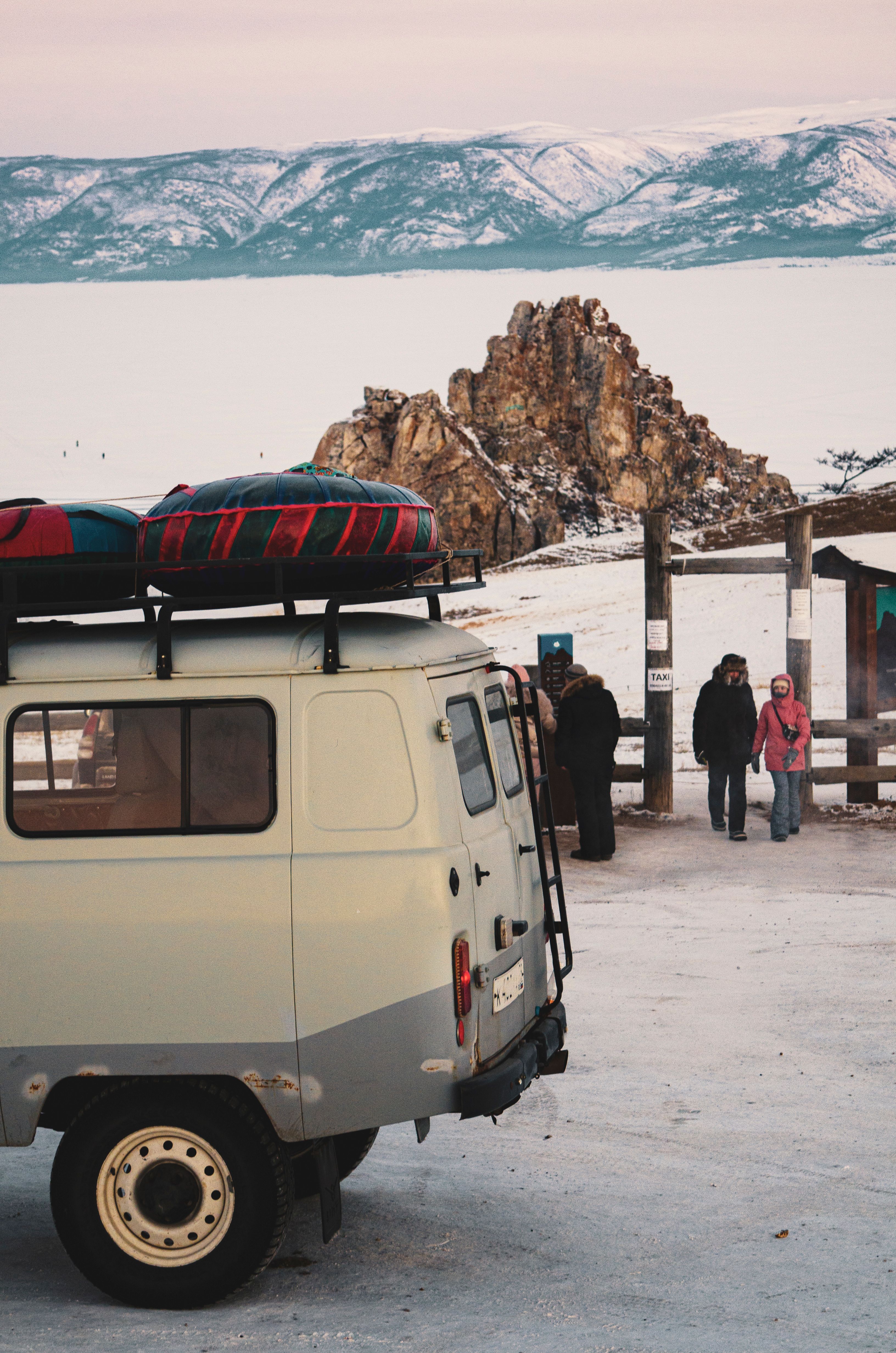 Caravan and Tourists in Winter Mountain Area · Free Stock Photo