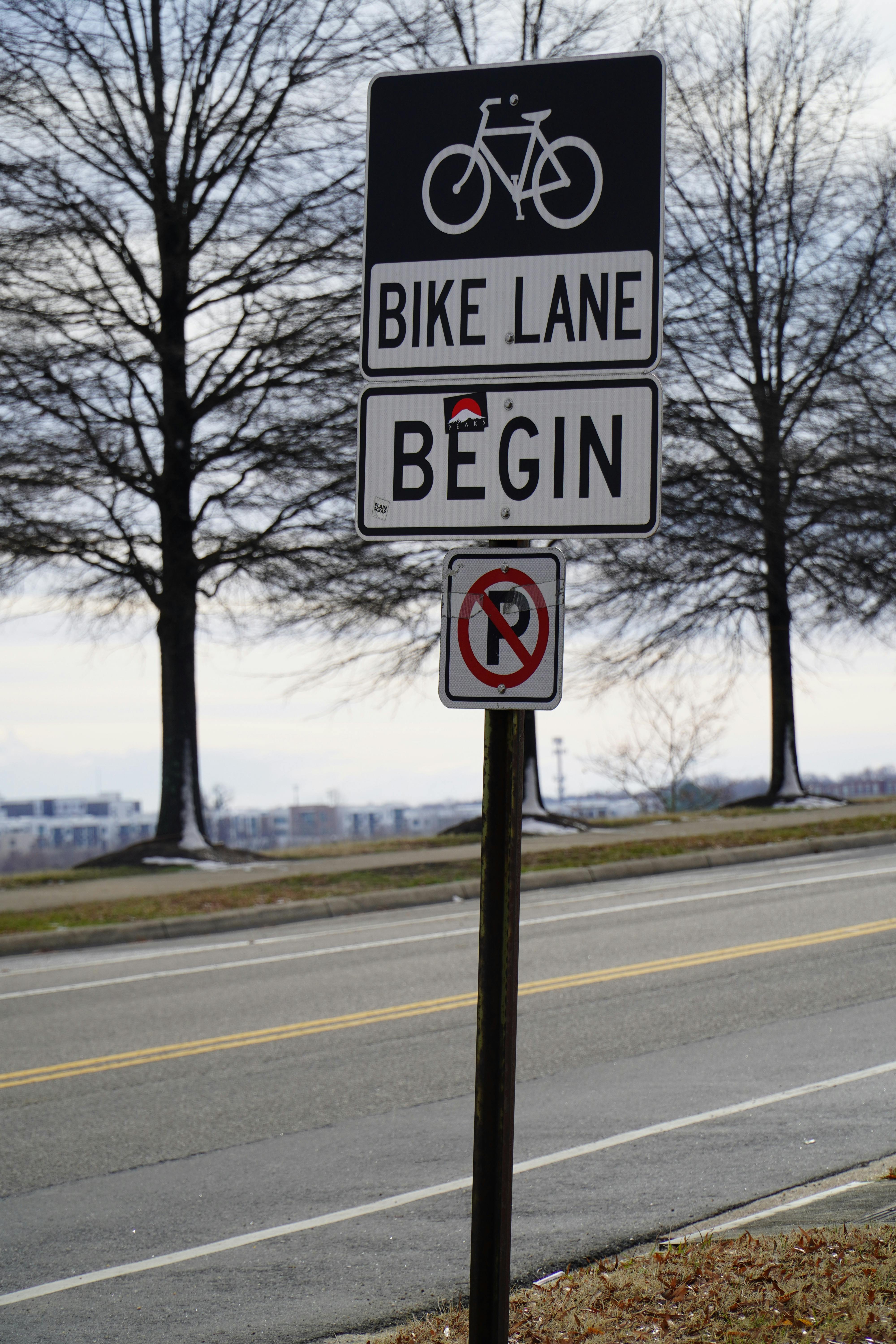 A Cycling Signage on a Tree Trunk · Free Stock Photo