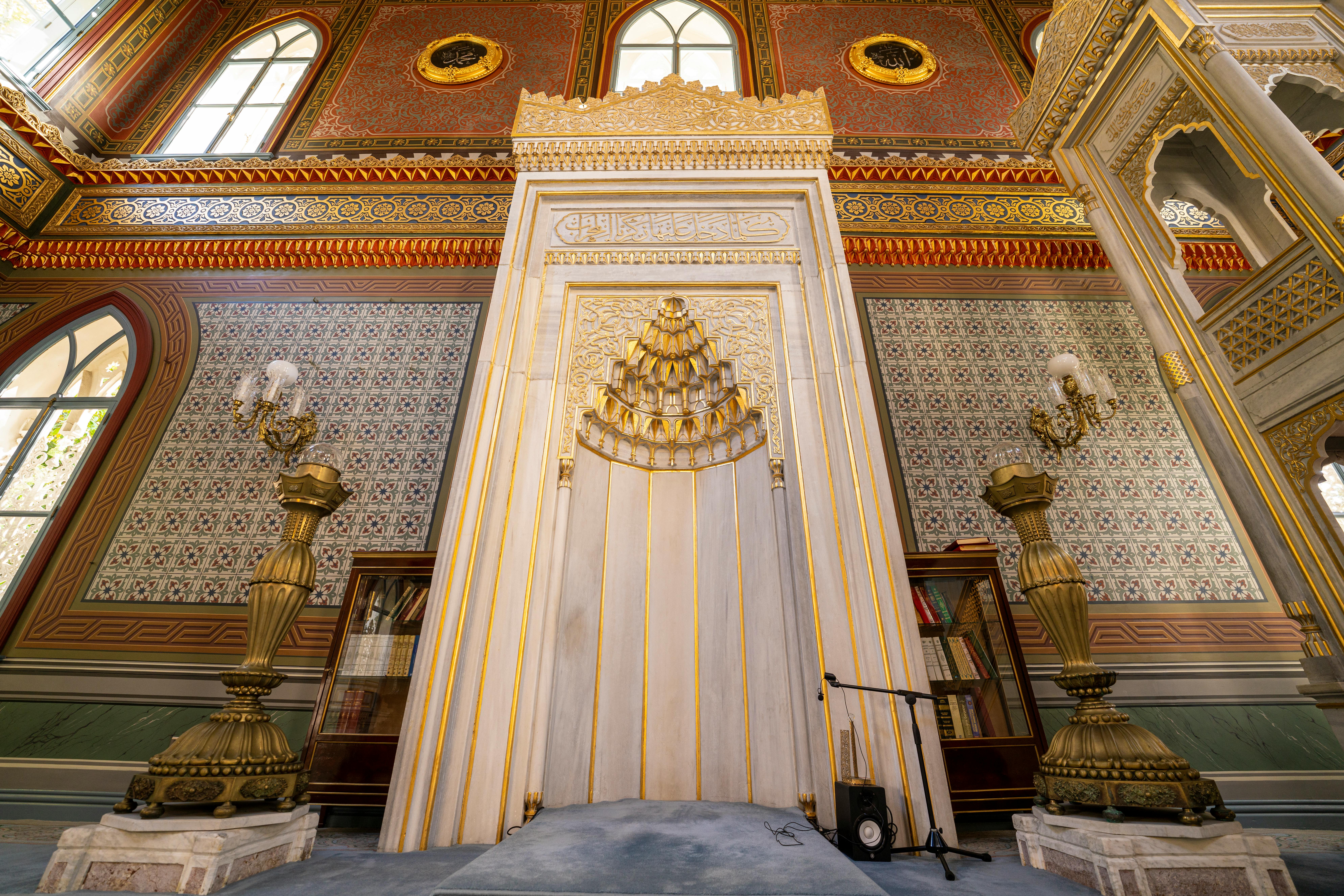 A White and Gold Altar · Free Stock Photo