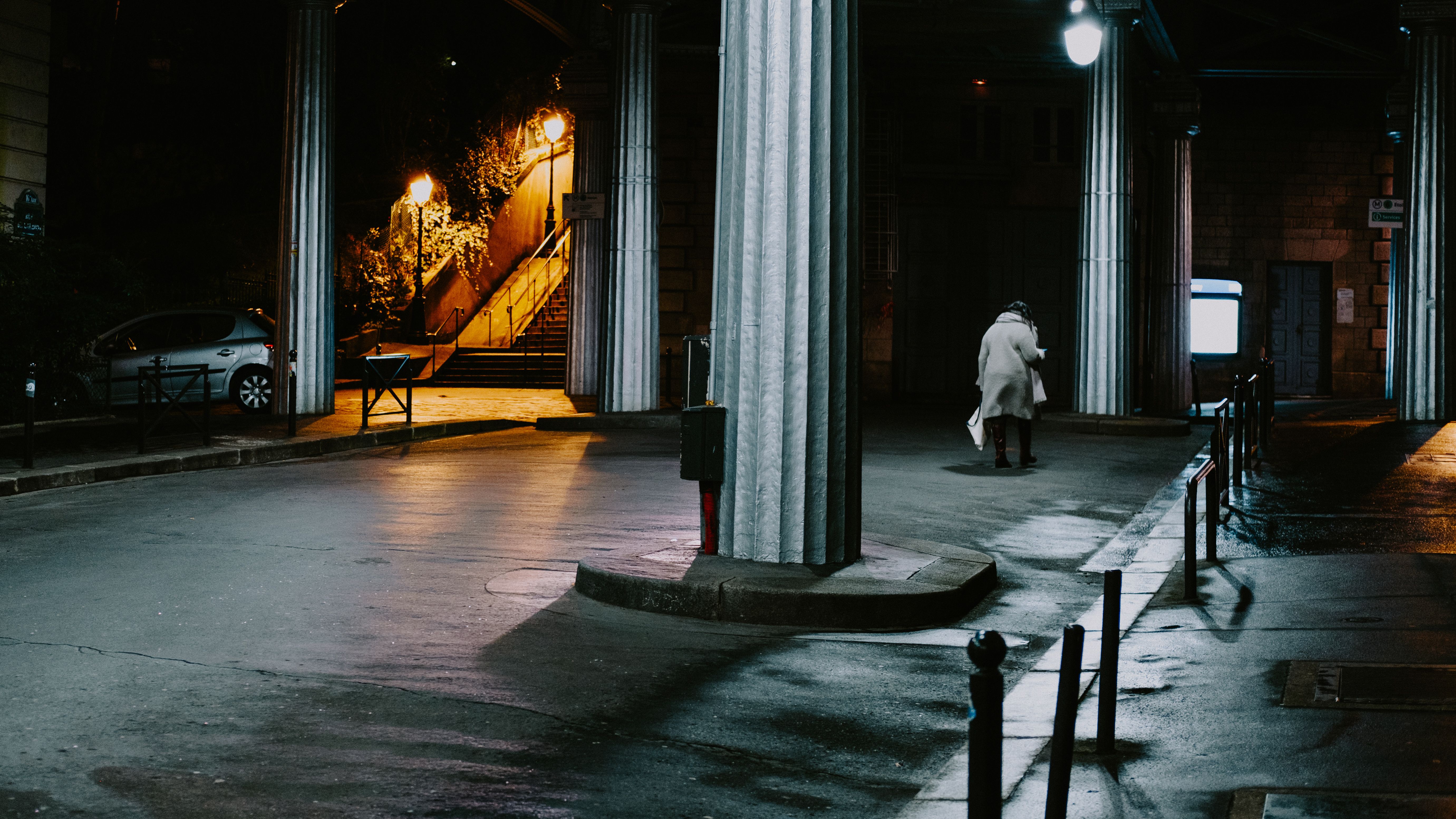 People on Street in City at Night · Free Stock Photo