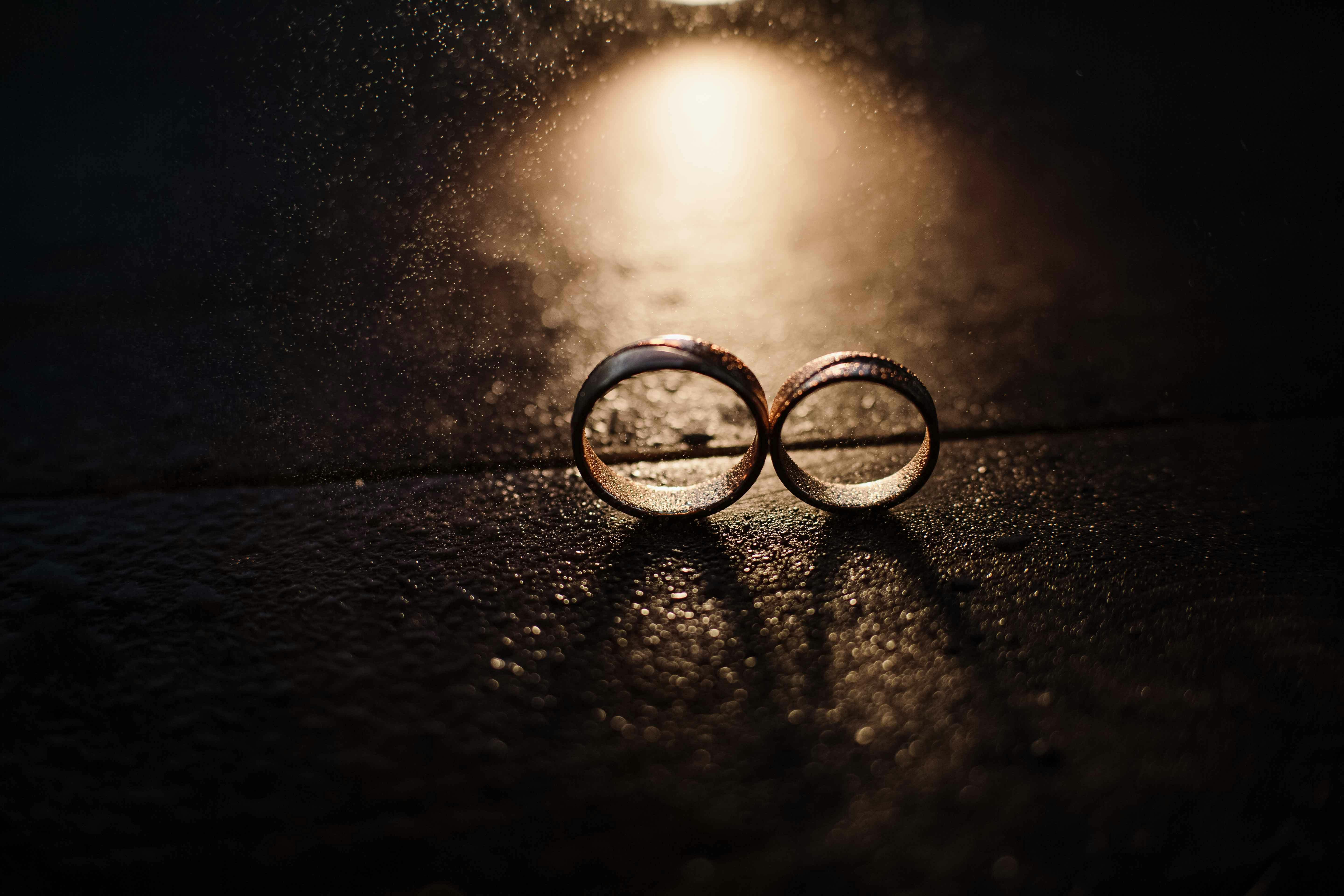 Wedding Rings in Light · Free Stock Photo