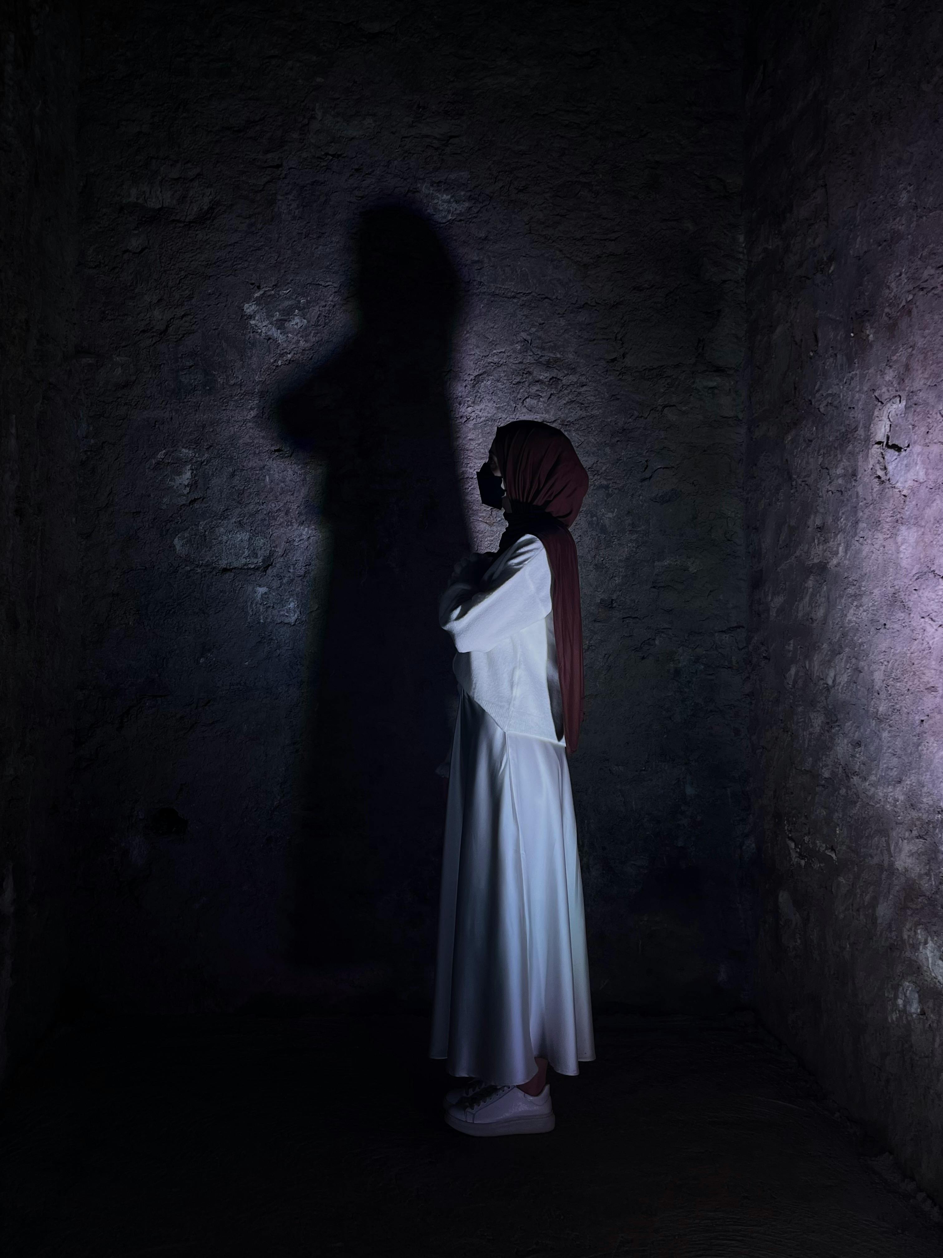 Standing Girl In Dark Thim Photos, Download Free Standing Girl In Dark ...
