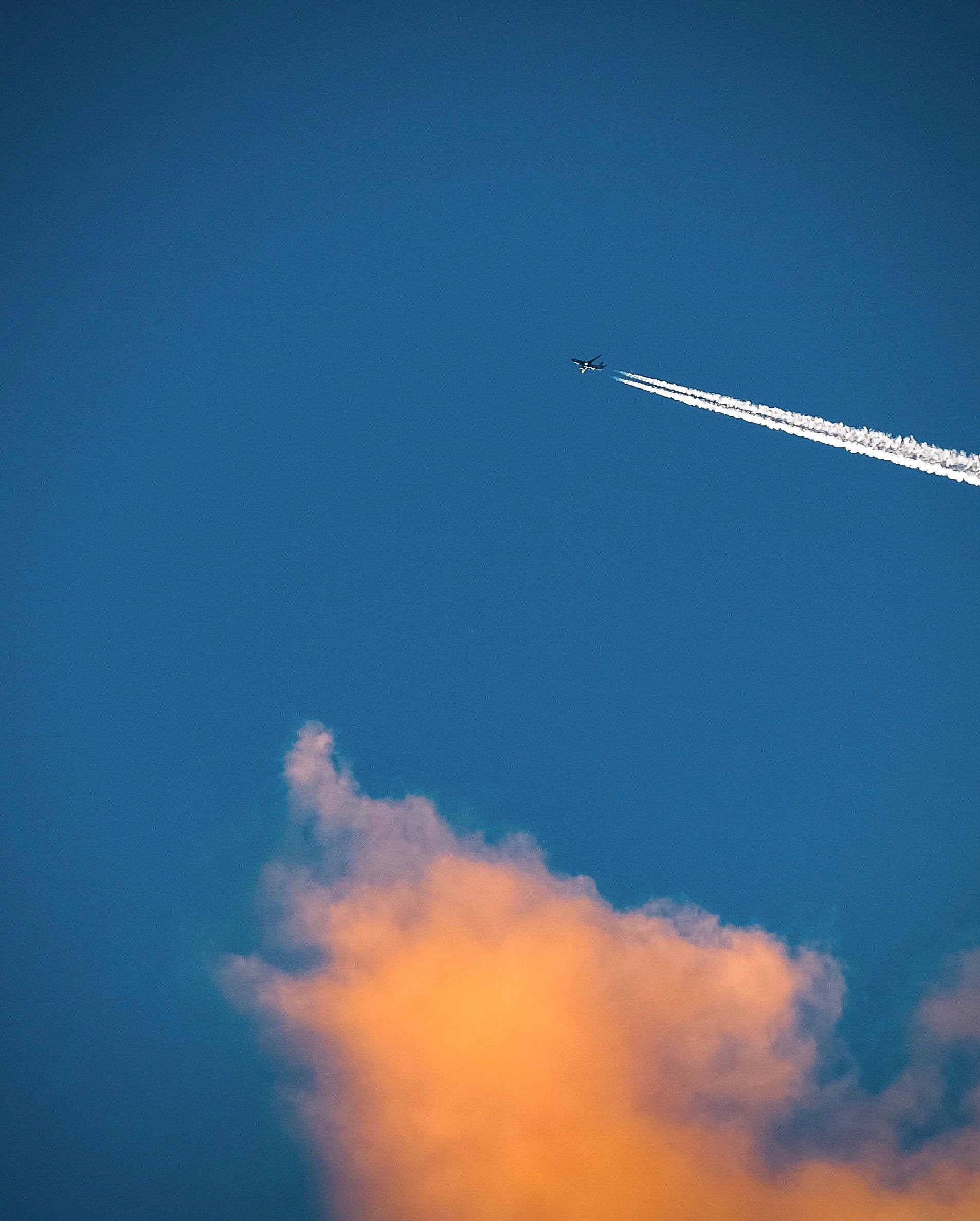 Jet Contrail in the Sky · Free Stock Photo