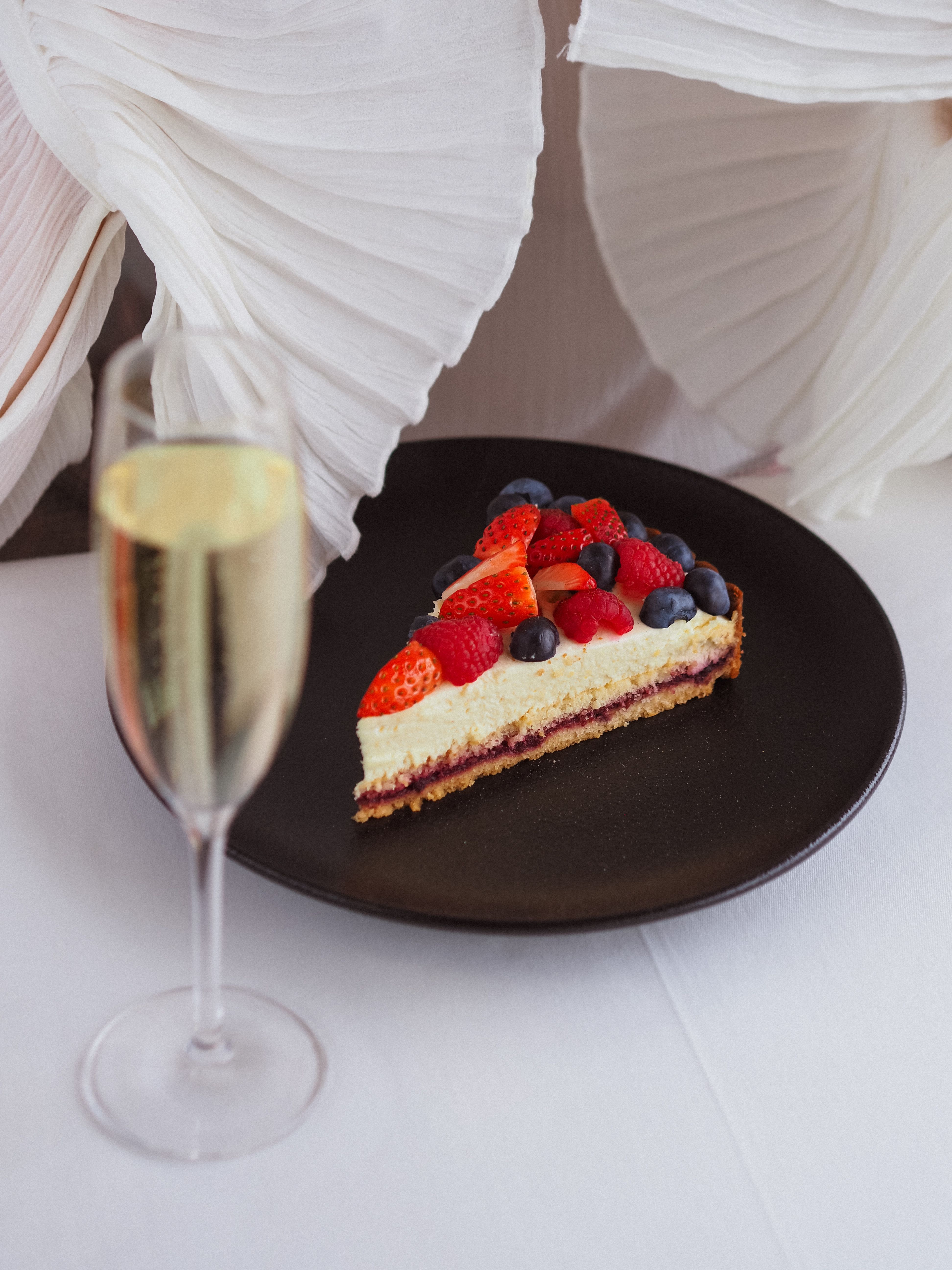 White Round Cake on Golden Round Board · Free Stock Photo