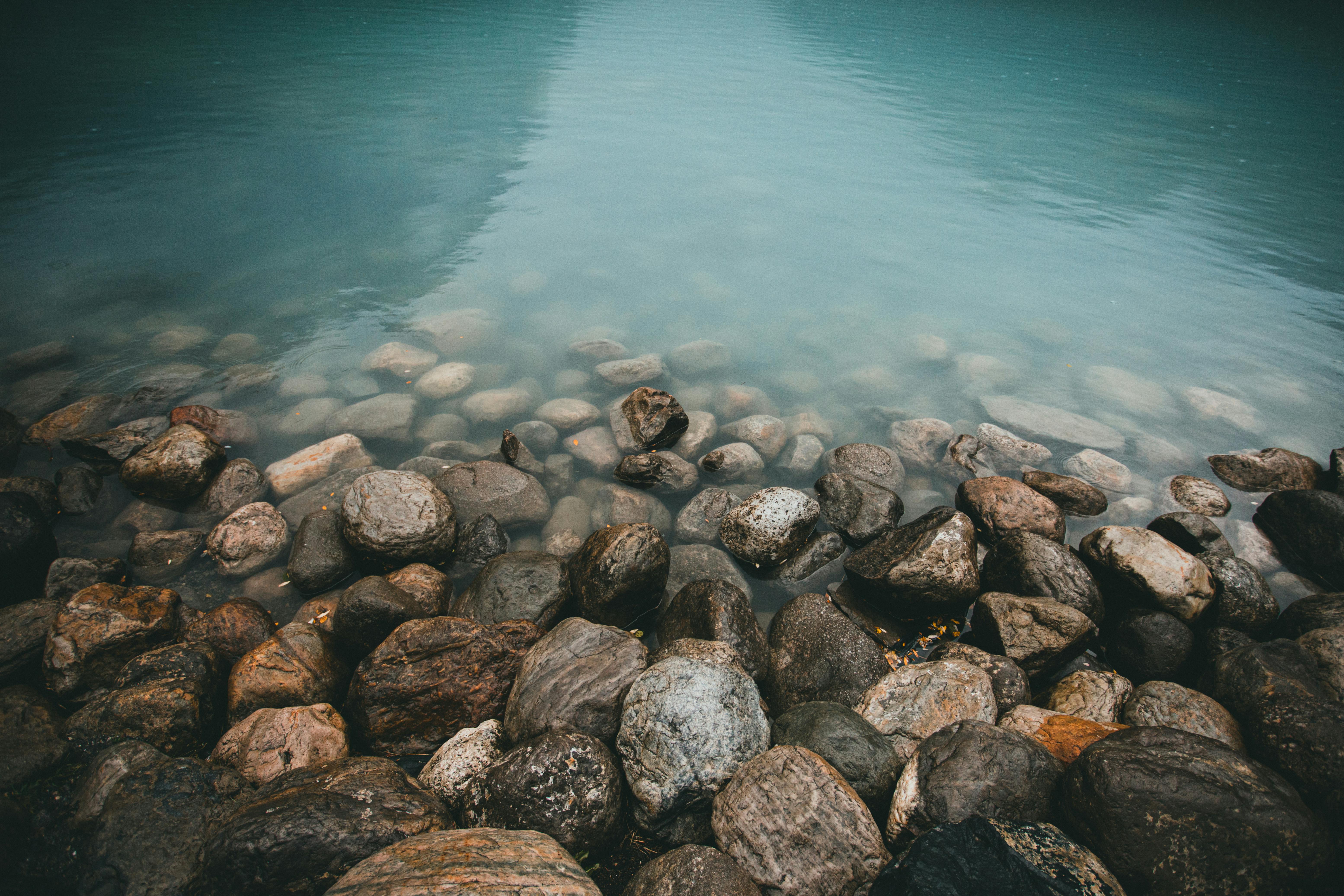 Stones Beside Body of Water · Free Stock Photo