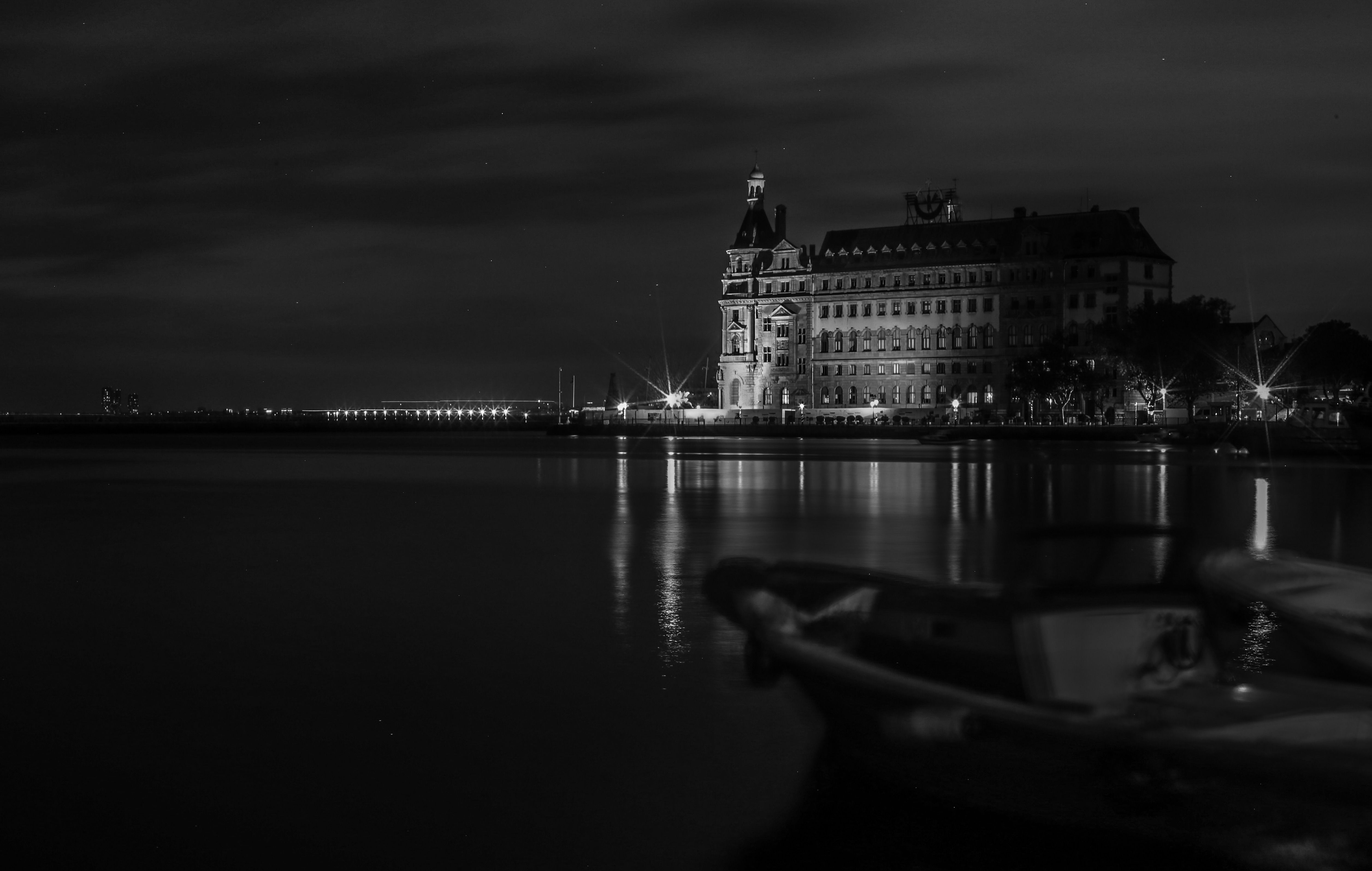 Palace at Waterfront · Free Stock Photo