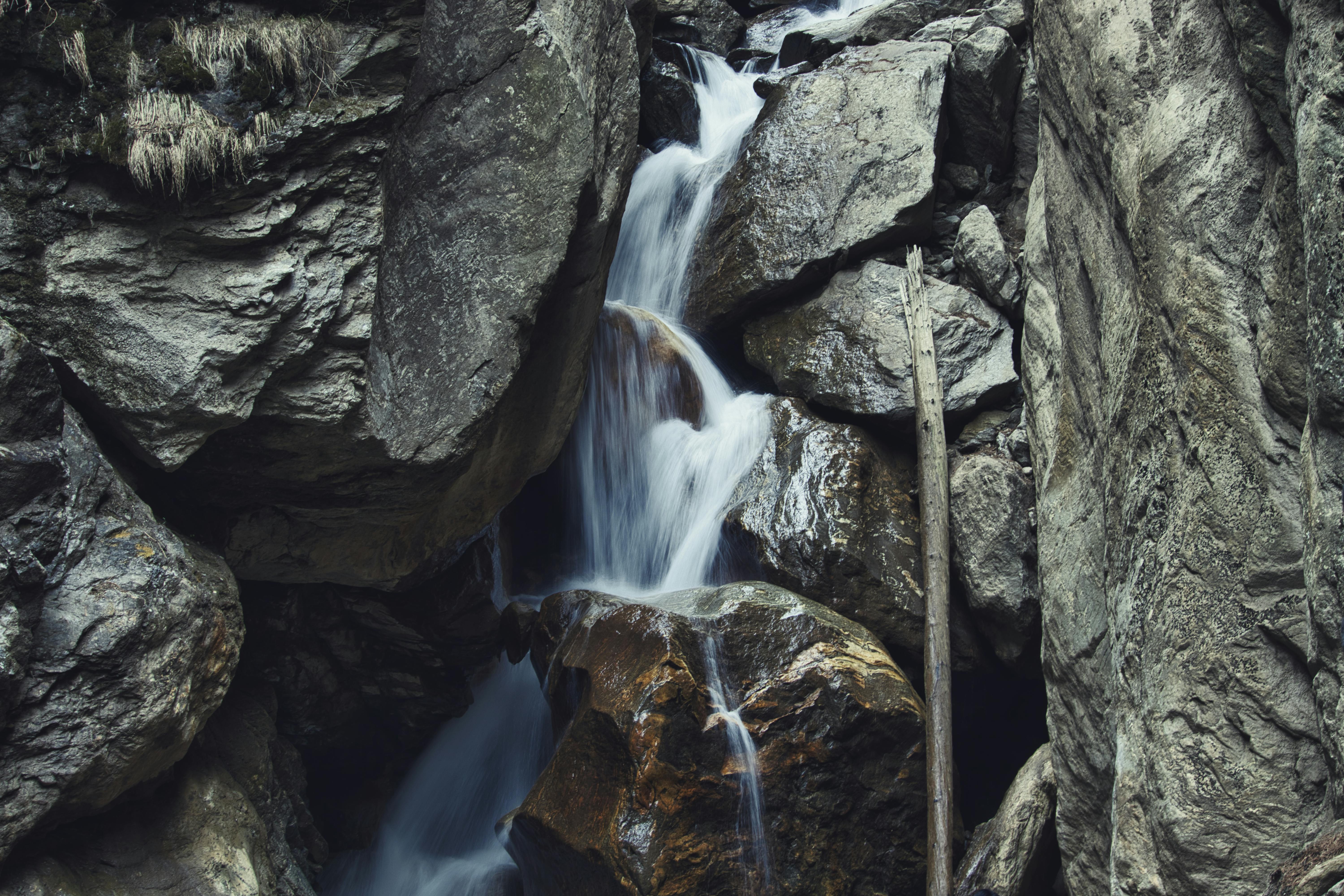 Close-up of Flowing Water on the Rock · Free Stock Photo