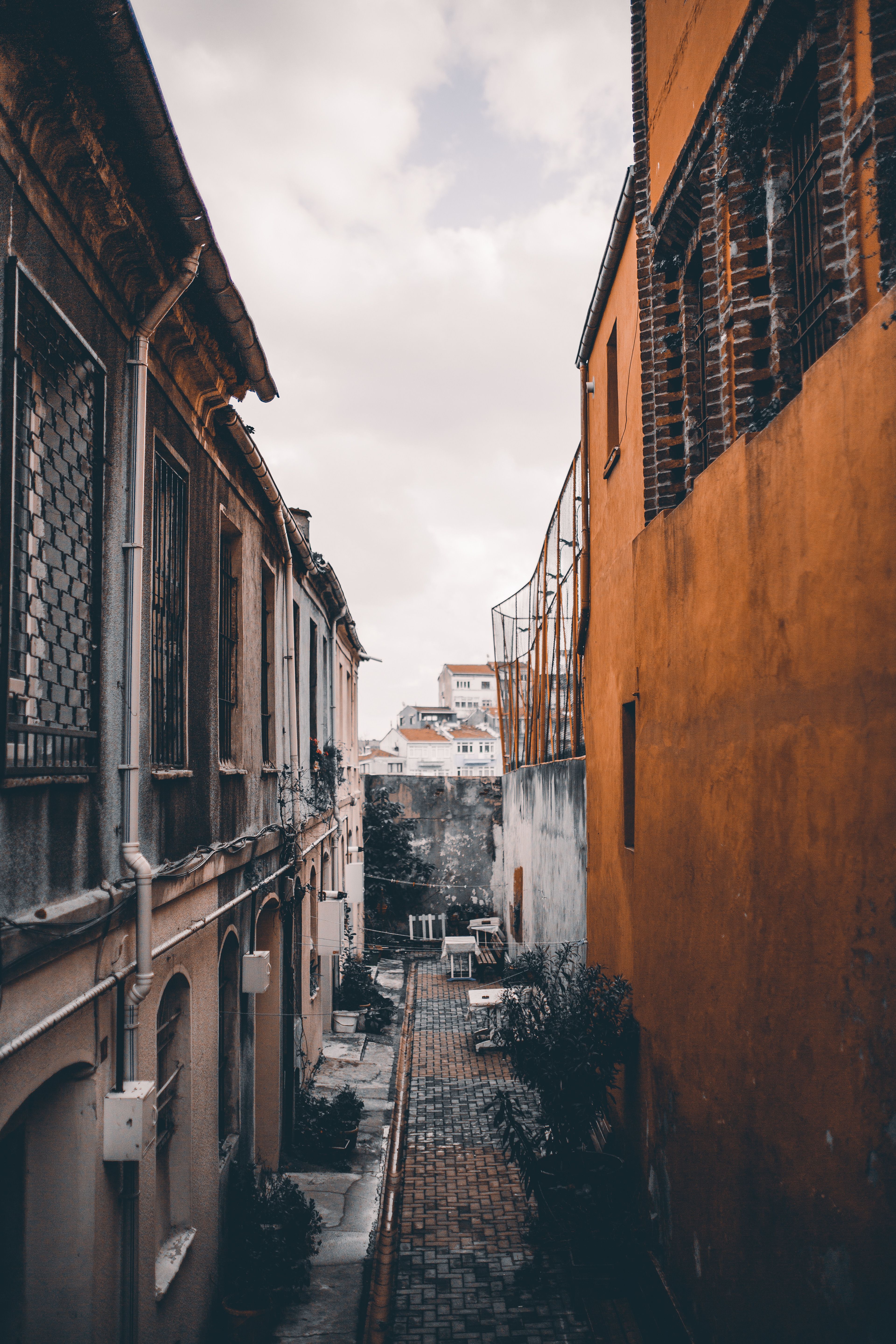 Concrete Houses on the Alleyway · Free Stock Photo