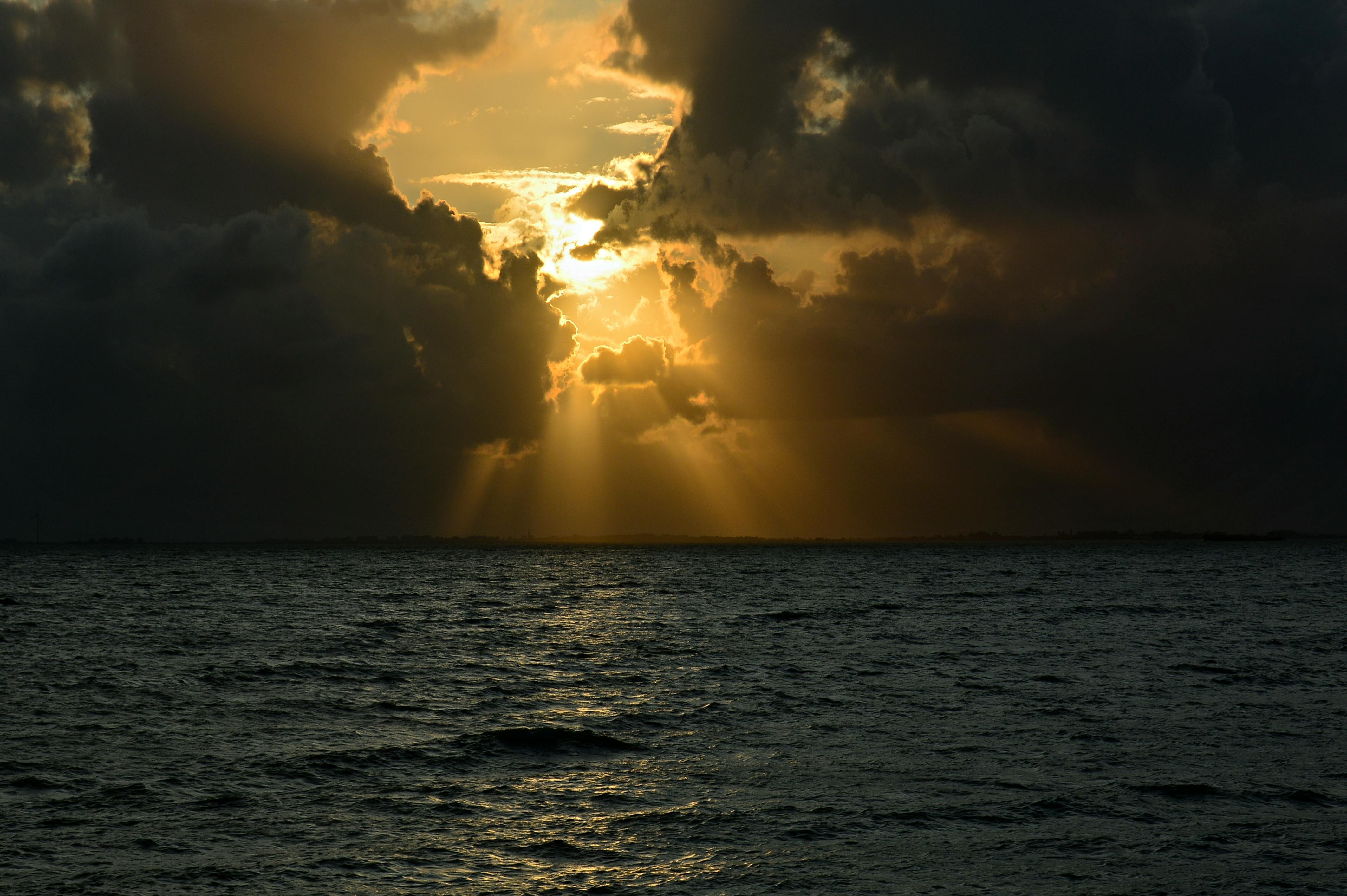 Beautiful Sunset at Sea · Free Stock Photo