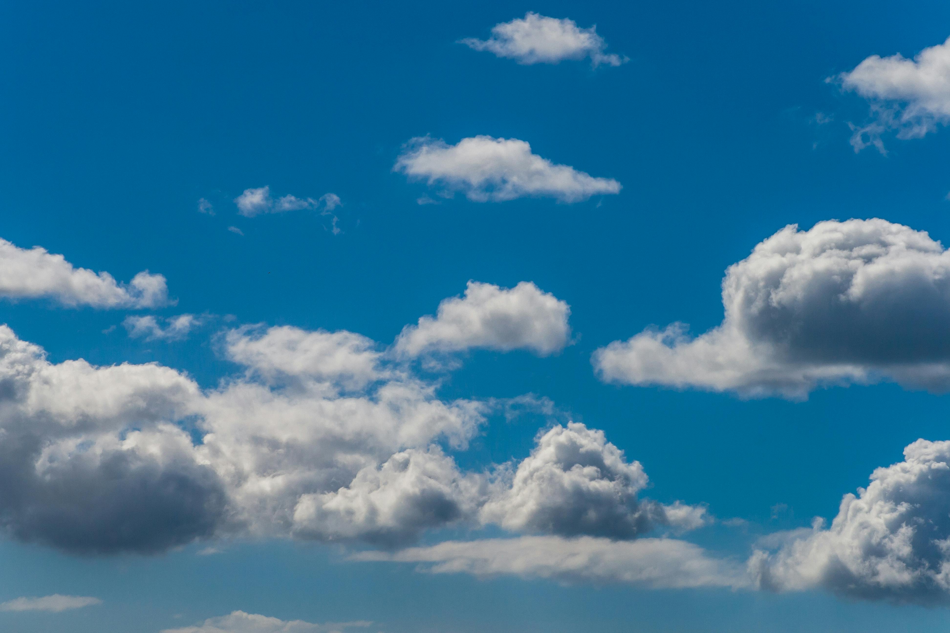 Kostenloses Foto zum Thema: bewölkter himmel, blau, blauer himmel