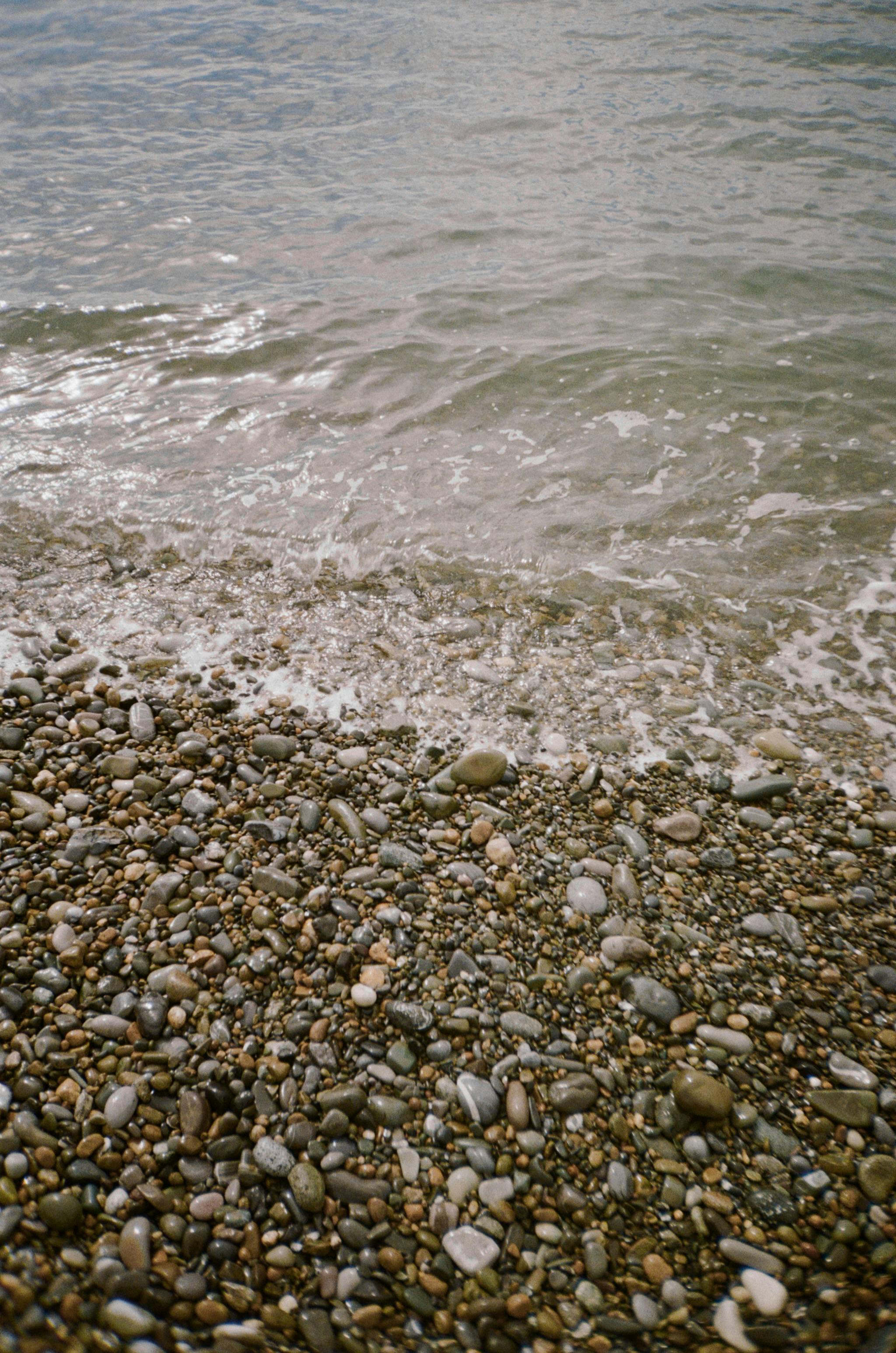 Brown Big Rock on the Seashore · Free Stock Photo
