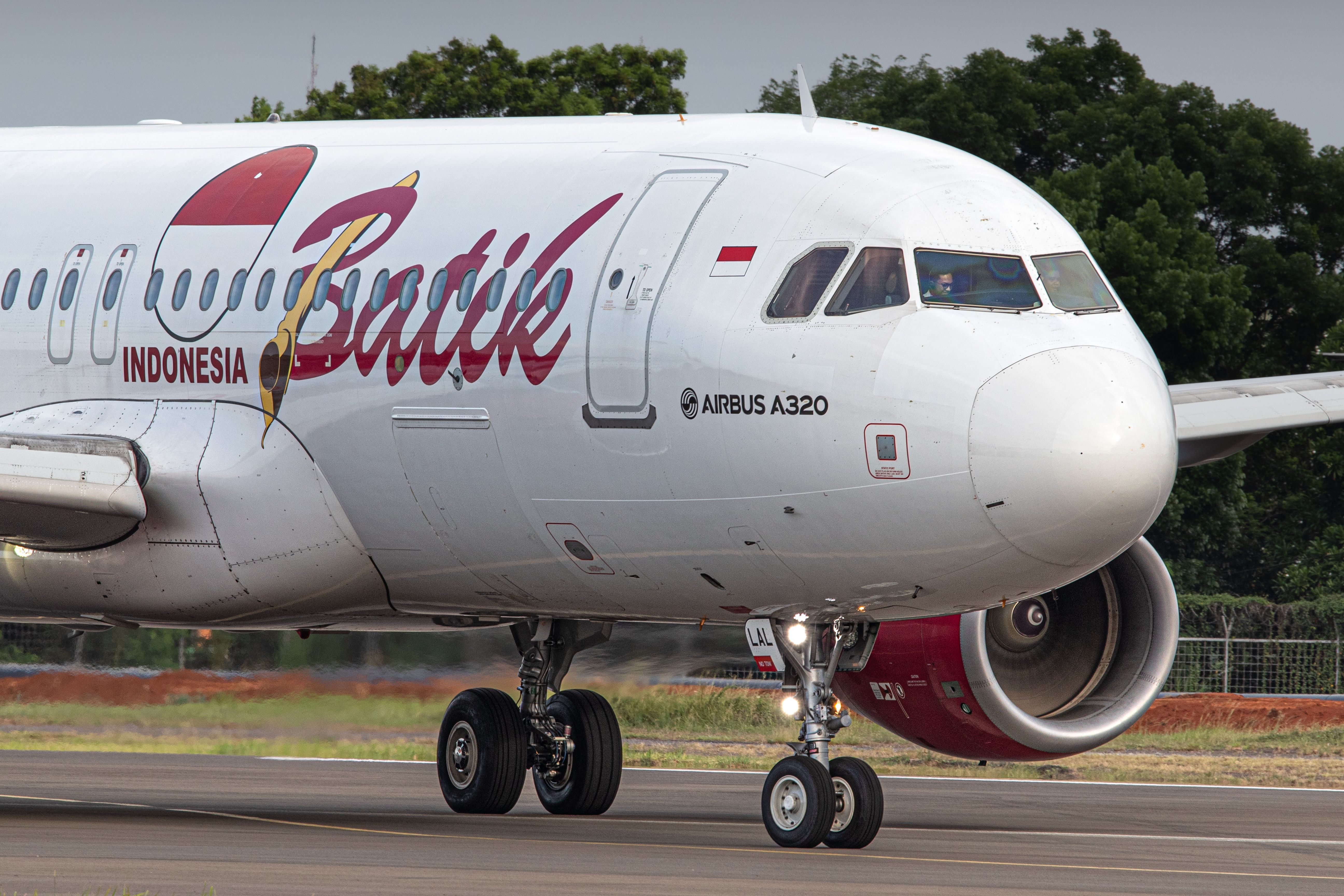 Close-Up Shot of an Airbus · Free Stock Photo