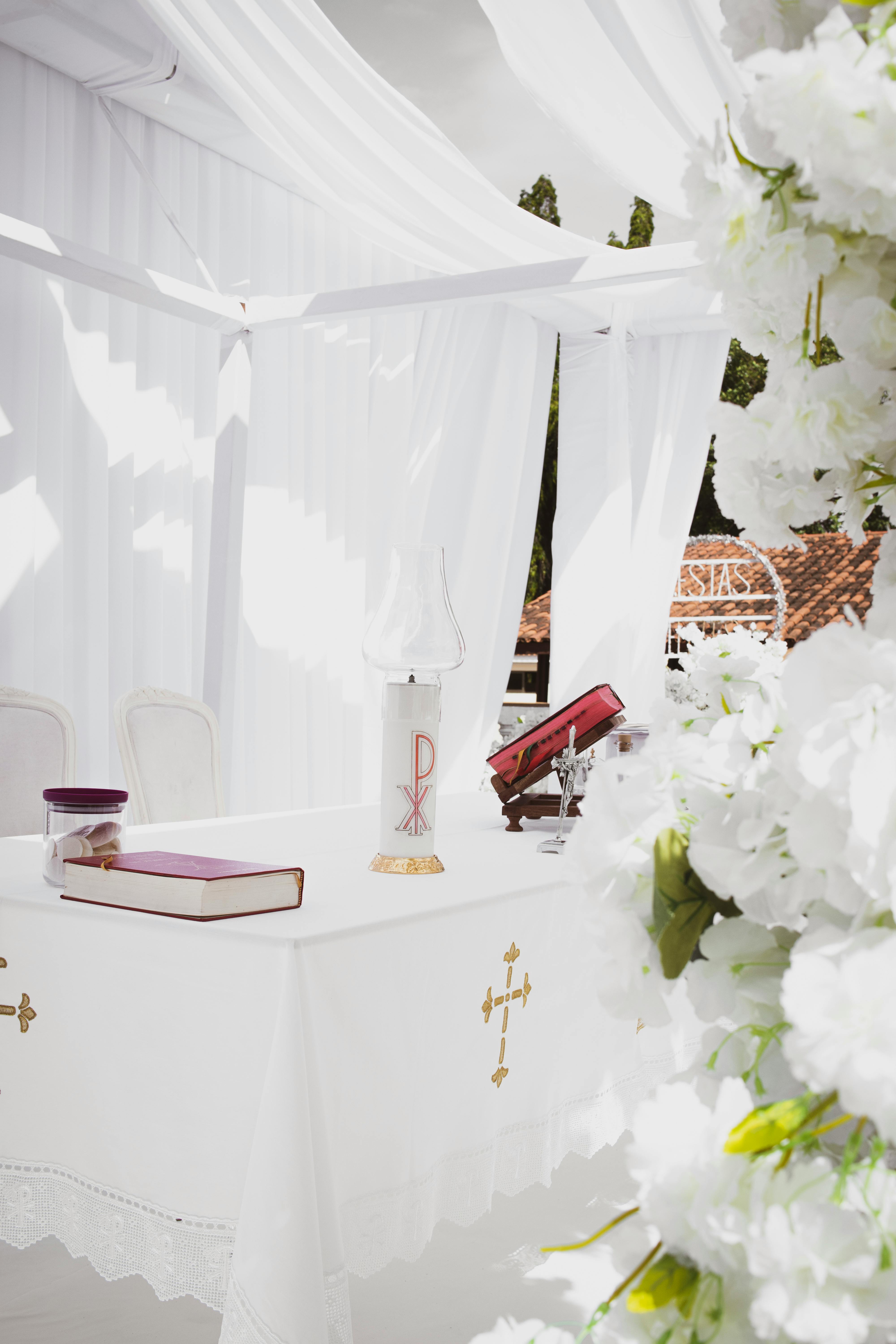 White Themed Wedding Set-Up · Free Stock Photo