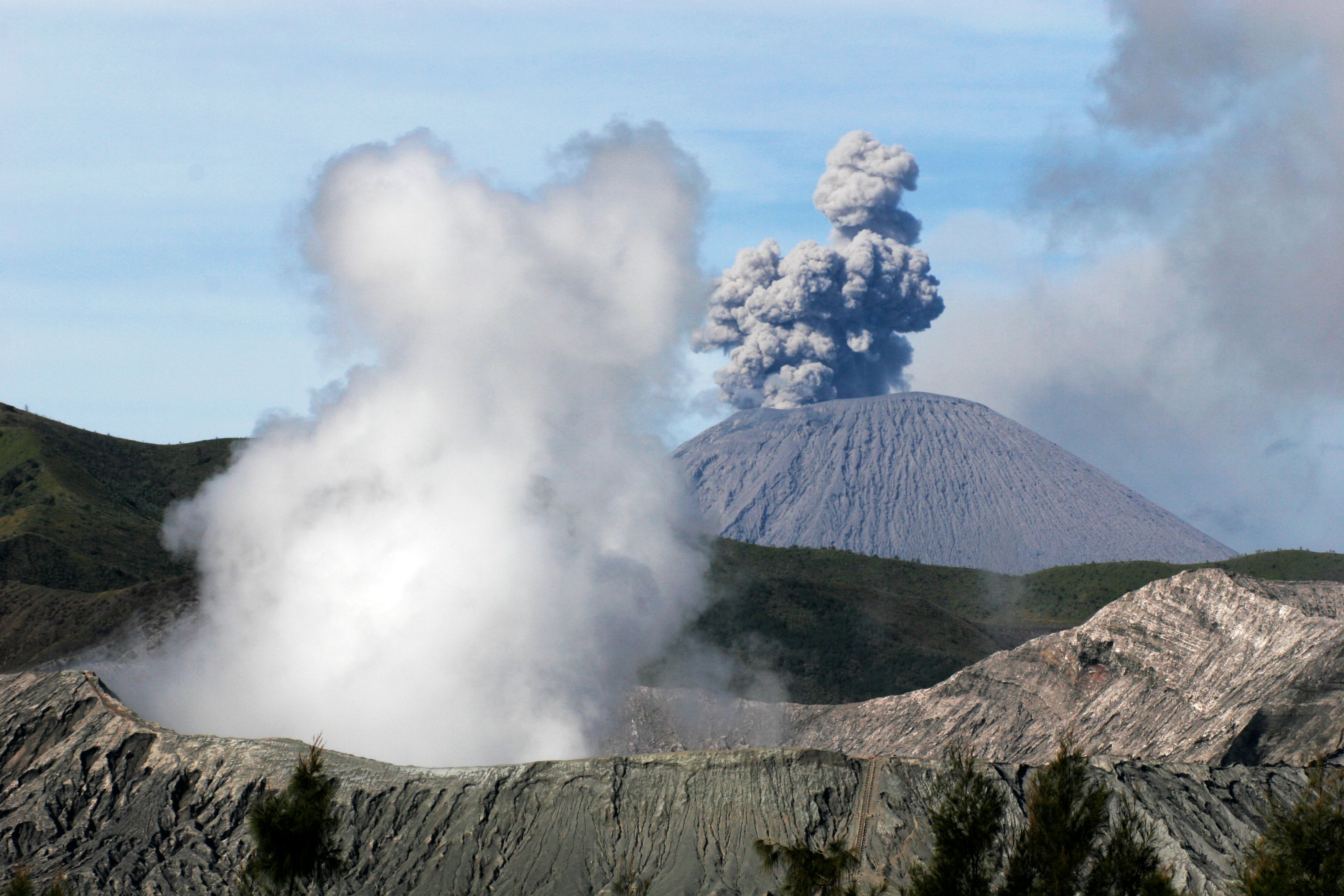 Pemandangan Puncak Gunung Berapi Yang Meletus Pada Siang Hari · Foto ...
